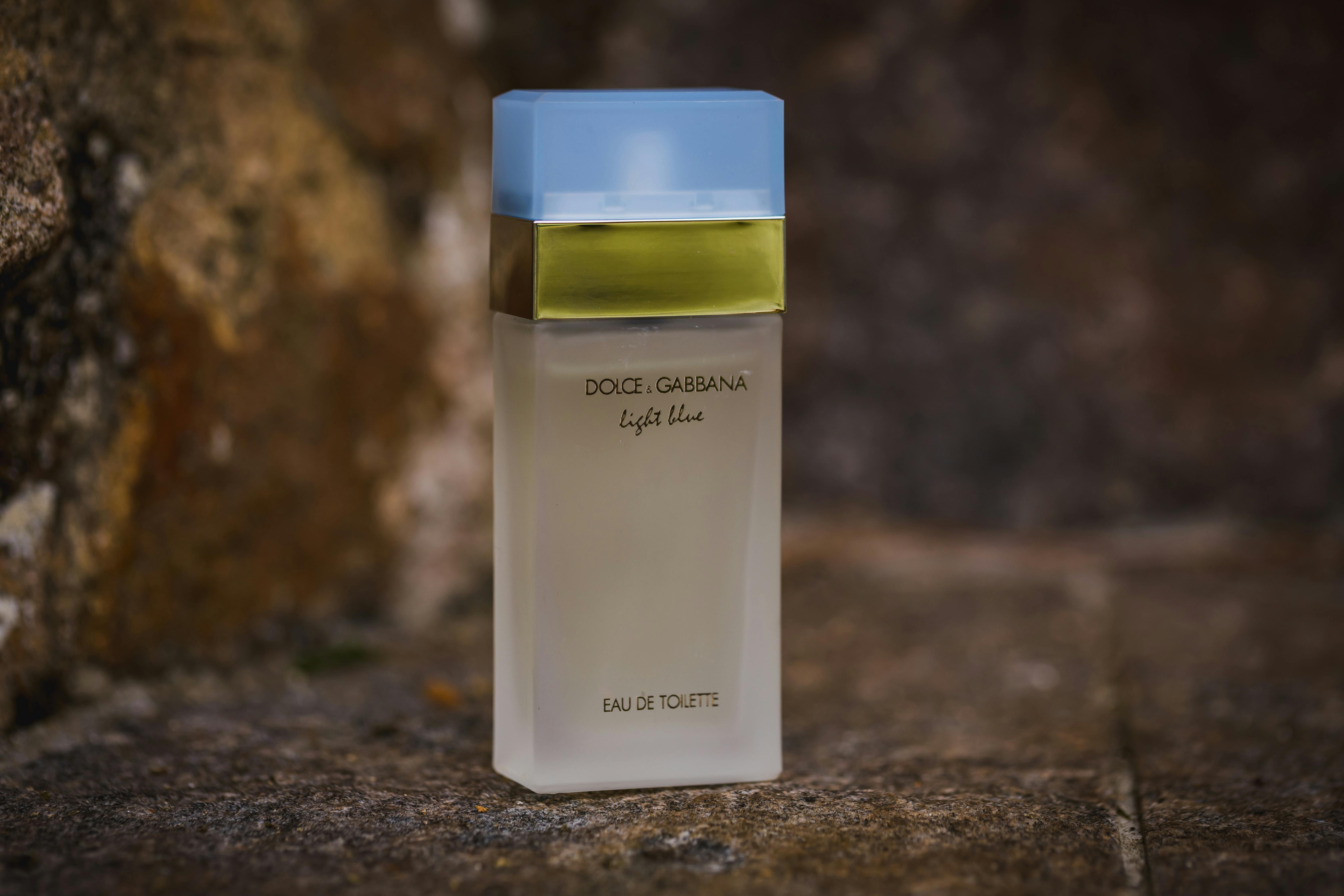 Botol Parfum Dolce & Gabbana Biru Muda · Foto Stok Gratis