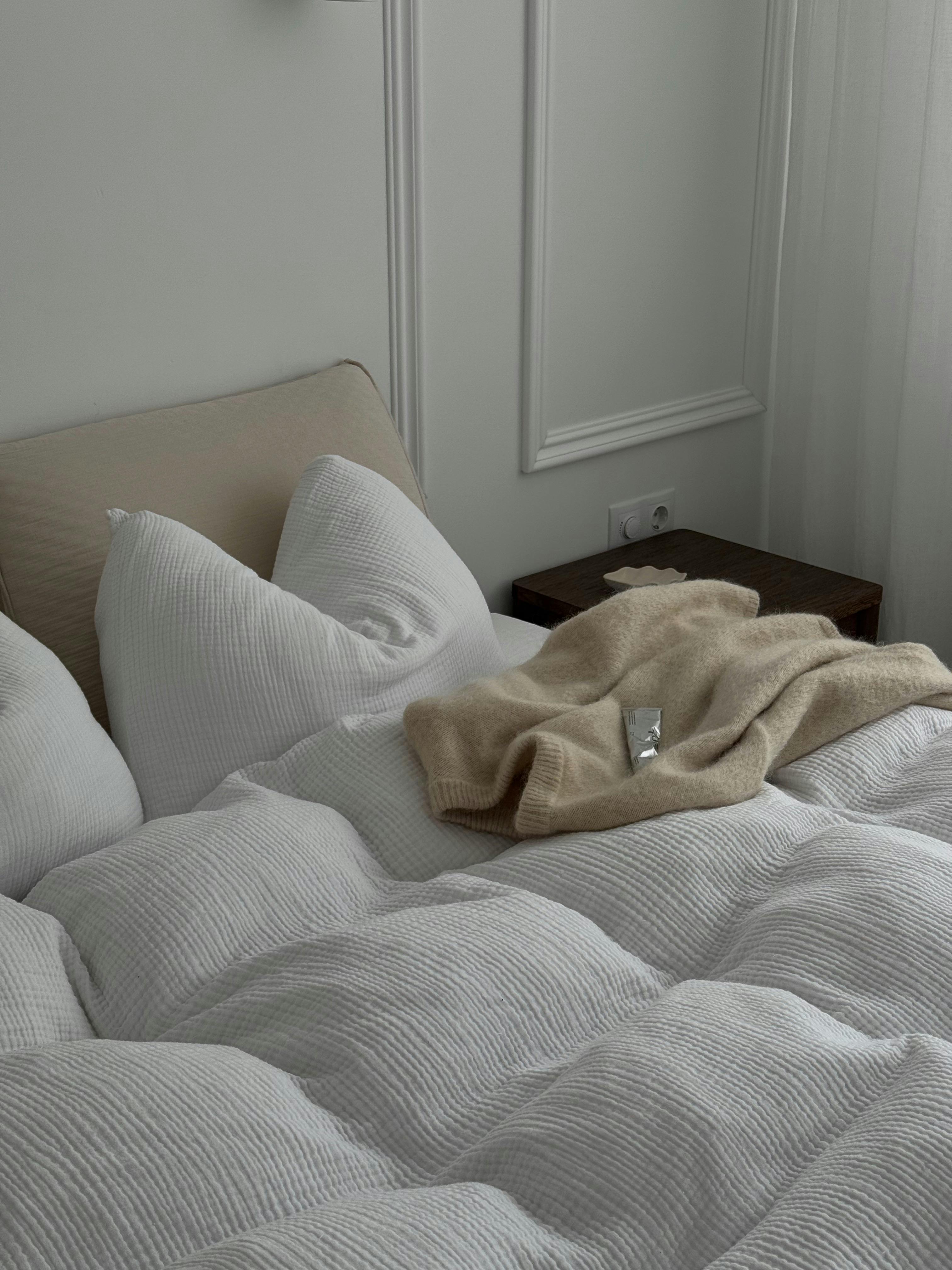 Cozy White Bedroom with Soft Textures · Free Stock Photo