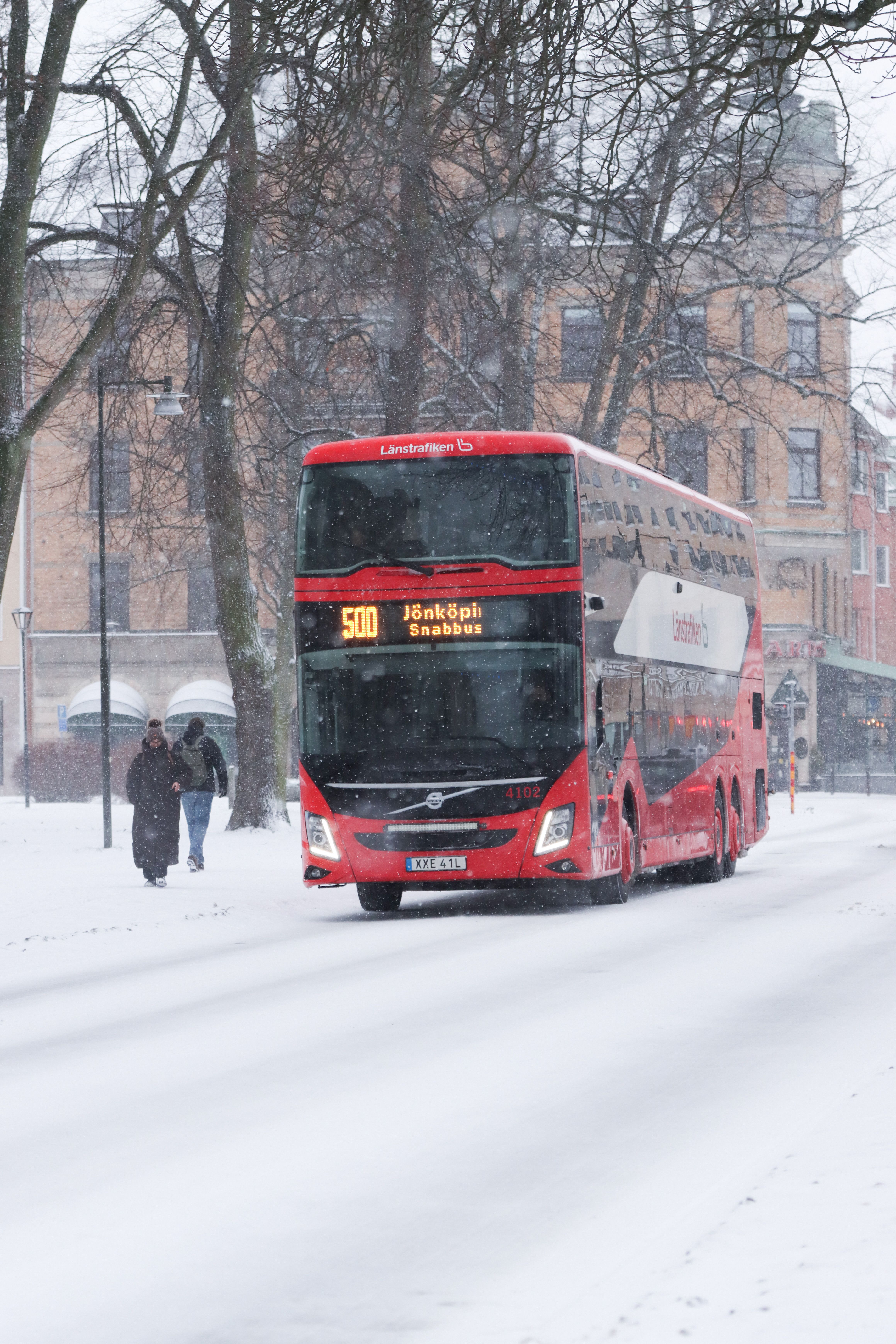 Autobús Rojo Circulando Por La Calle Nevada De Jönköping · Foto de ...