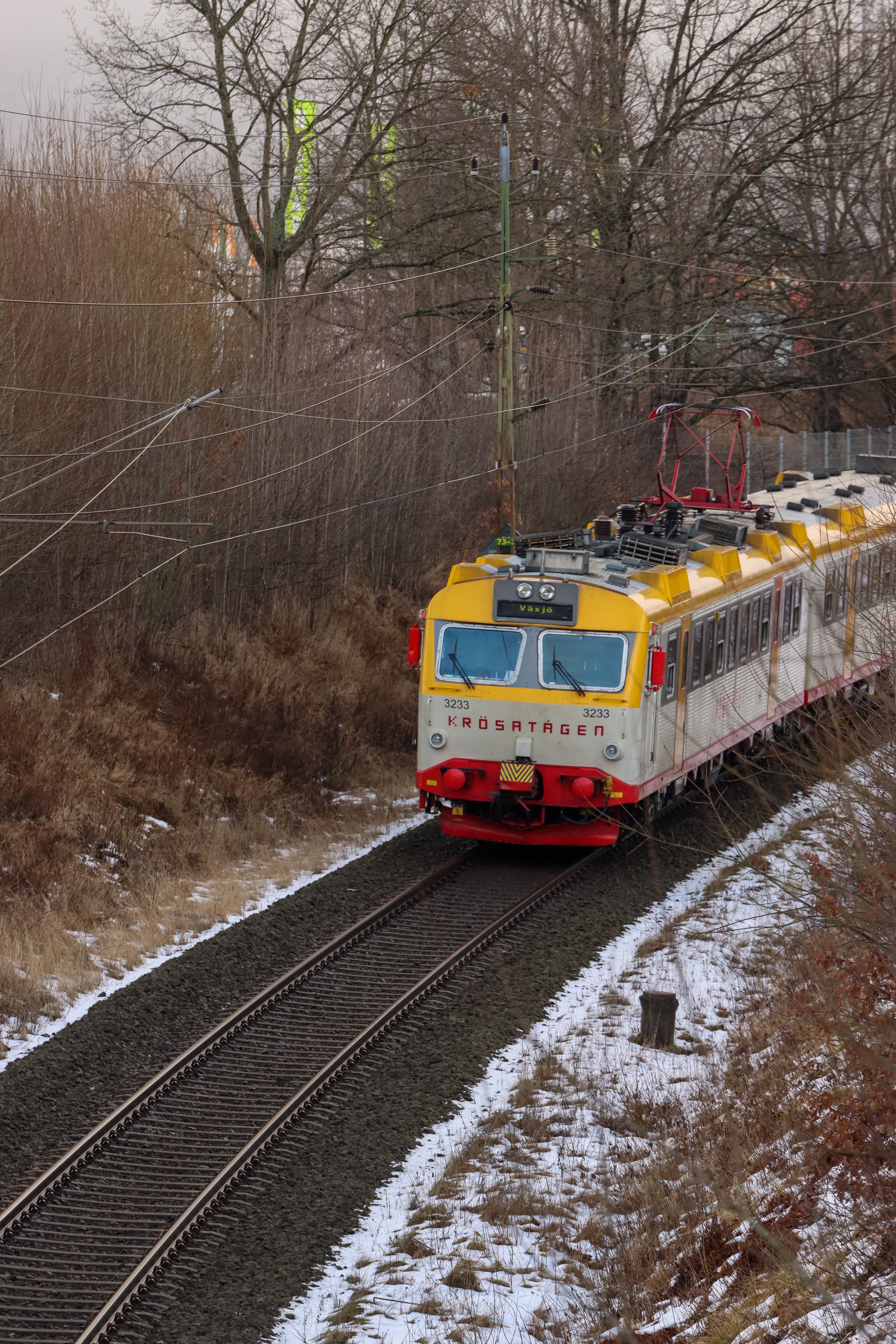 Kereta Kuning Di Rel Bersalju Di Jönköping · Foto Stok Gratis