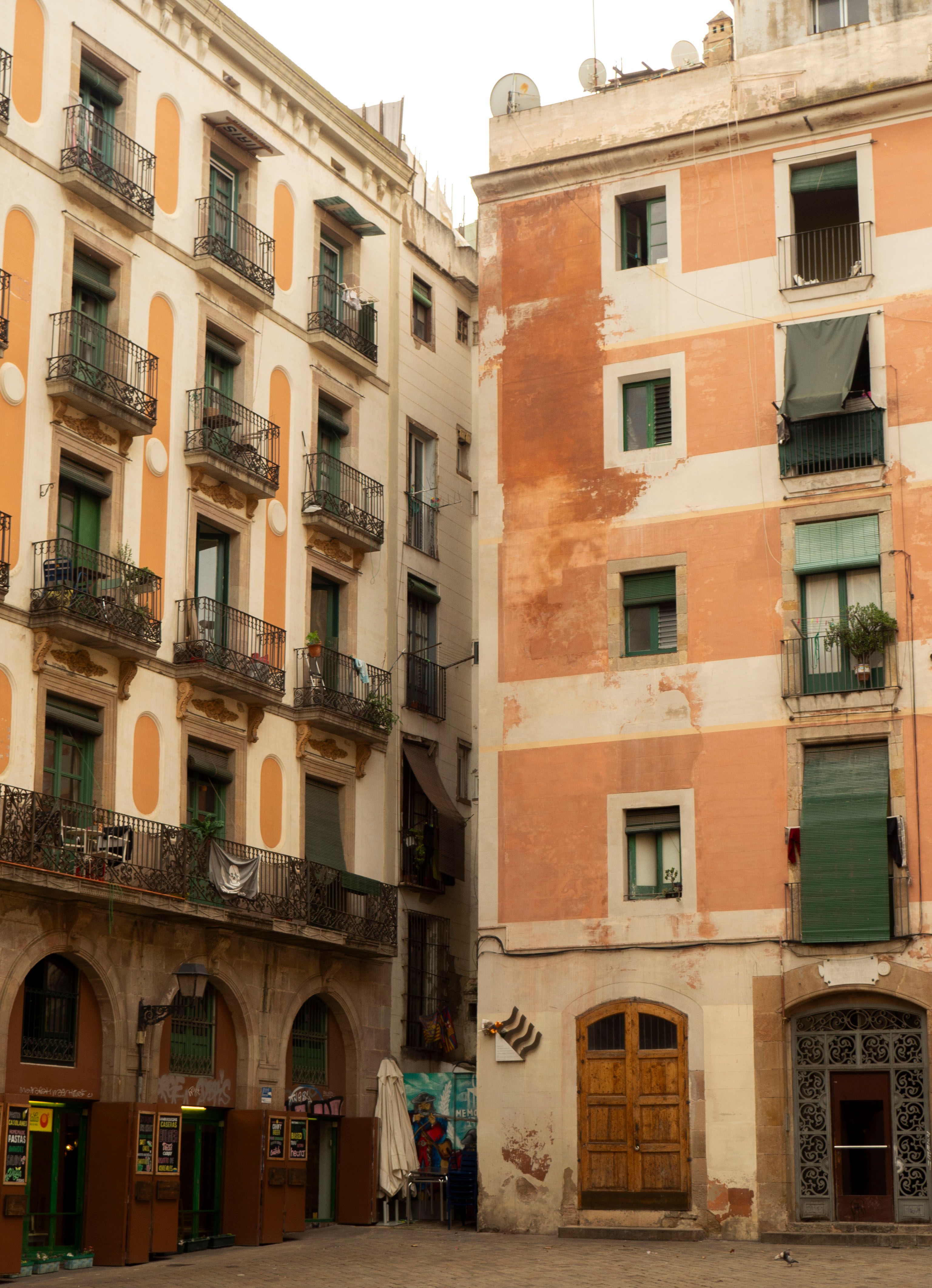 Historic Barcelona Courtyard with Rustic Charm · Free Stock Photo