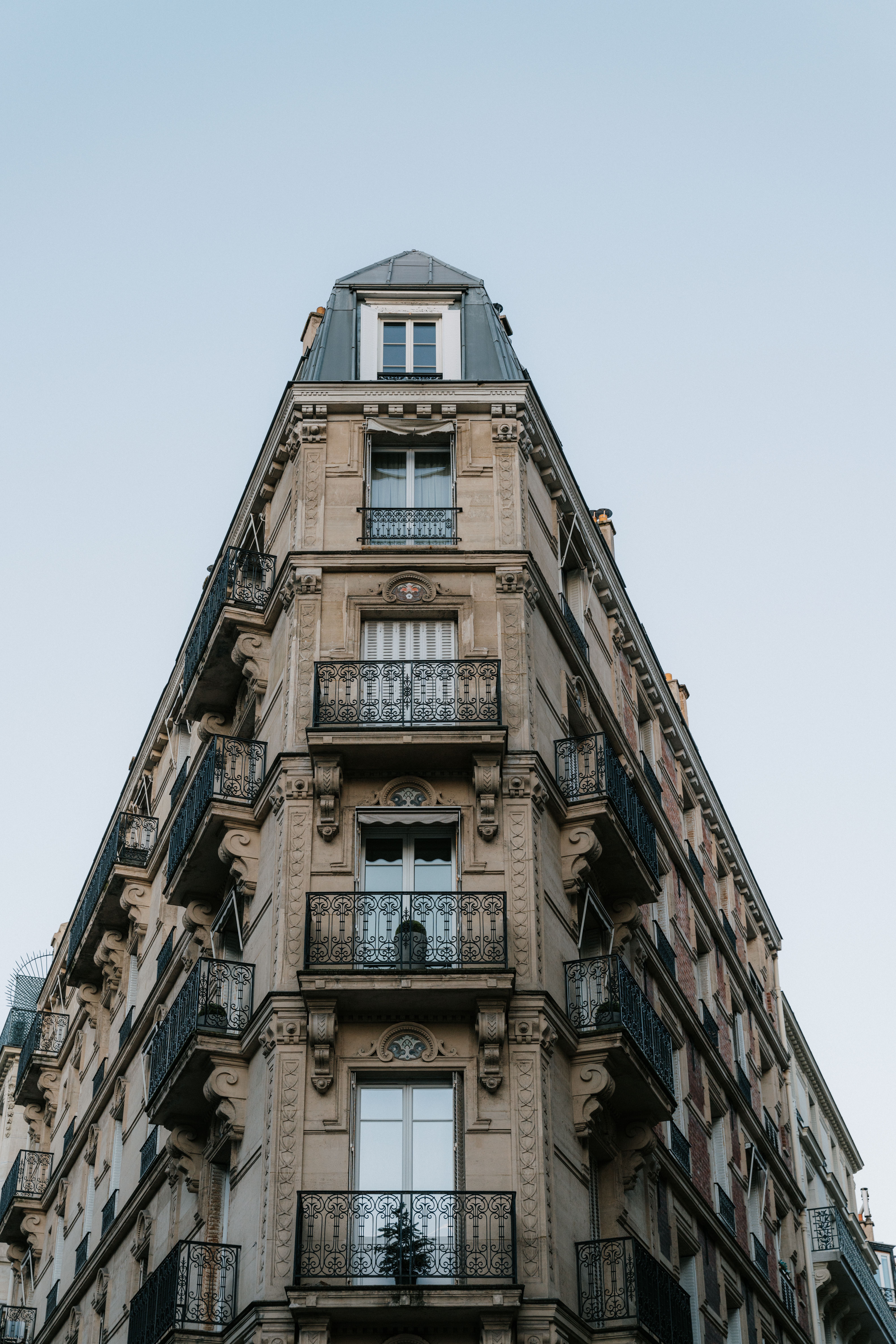 Classic Parisian Corner Building in Daylight · Free Stock Photo