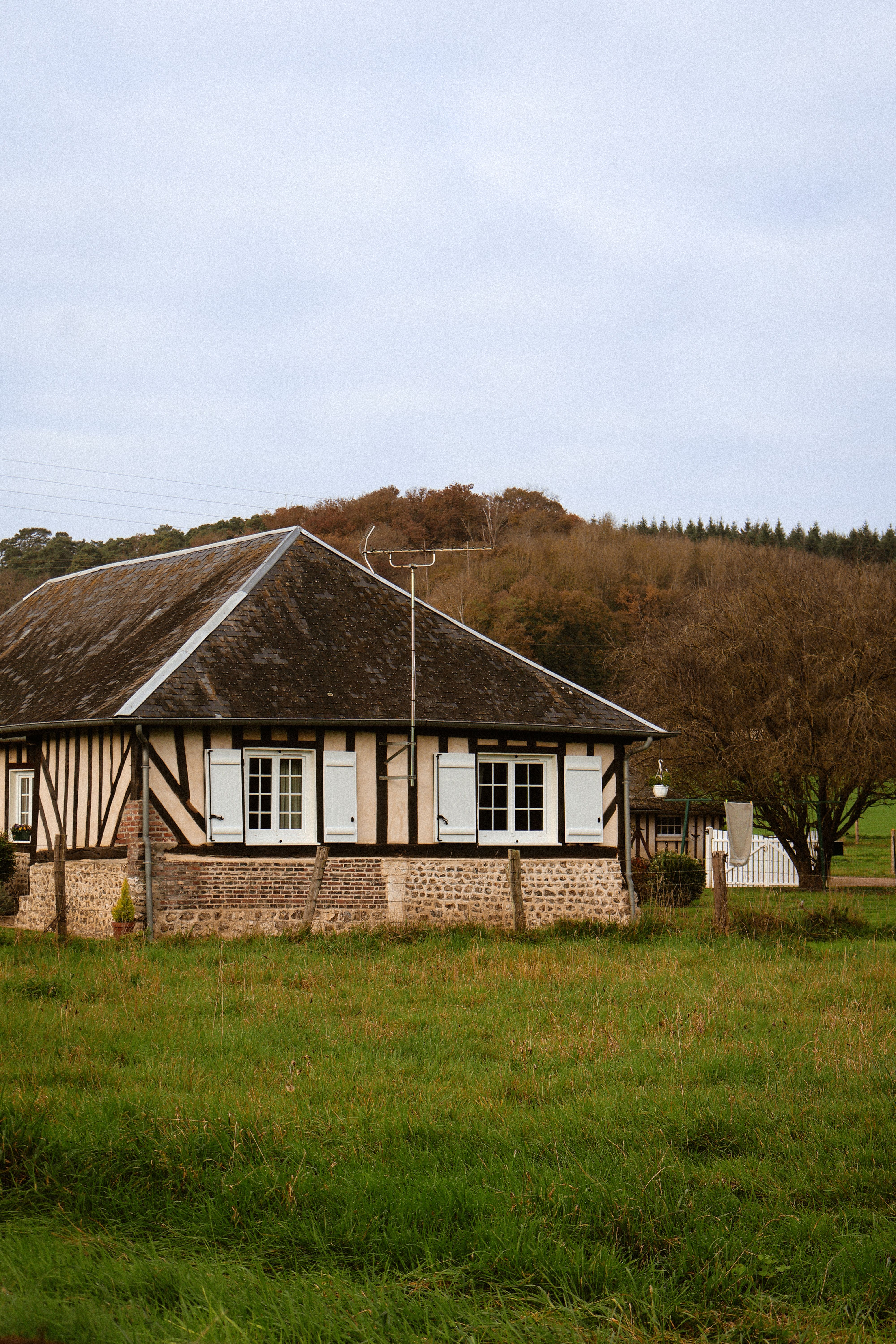Charming Rustic Cottage in Countryside · Free Stock Photo