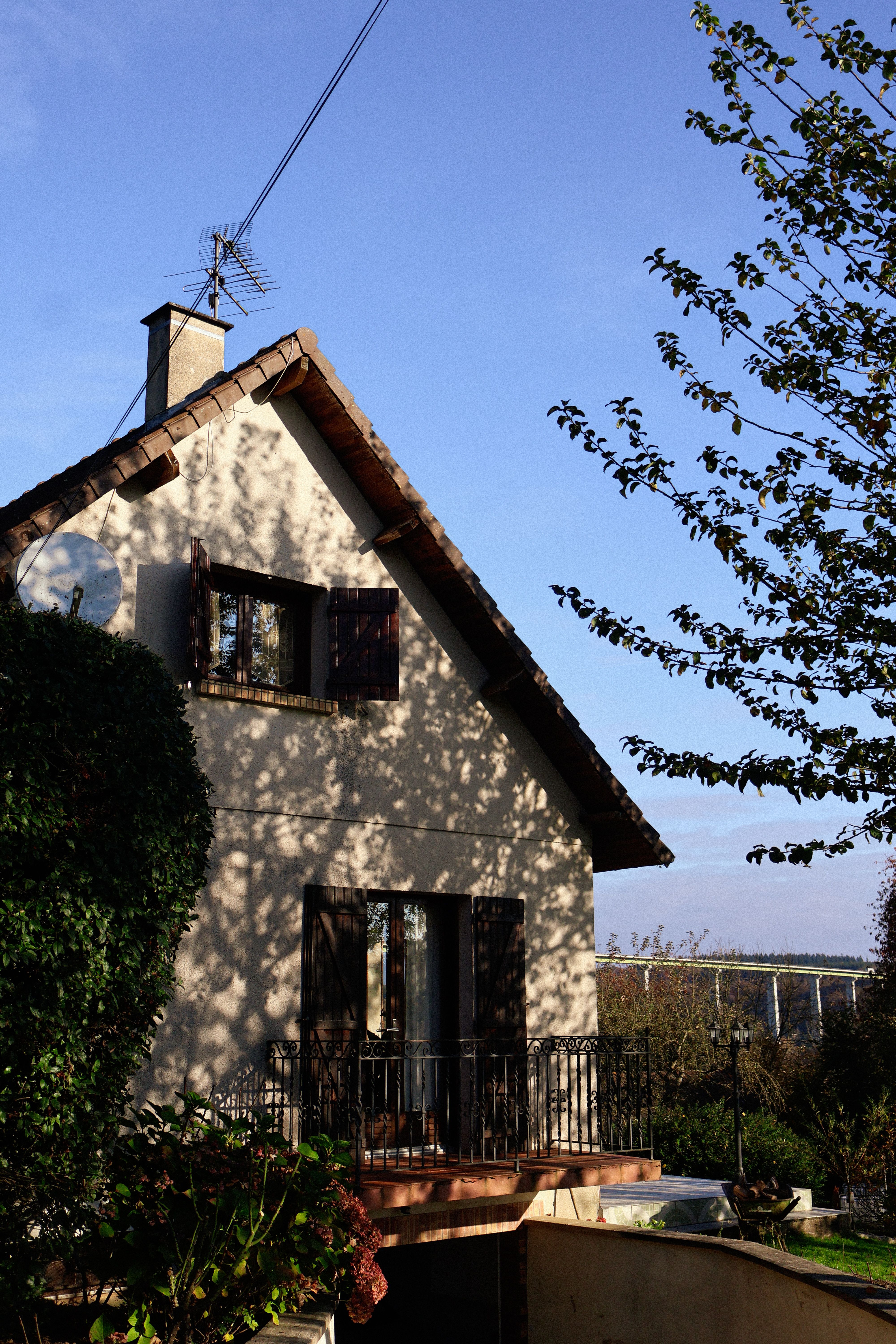 Charming Countryside Cottage with Rustic Facade · Free Stock Photo