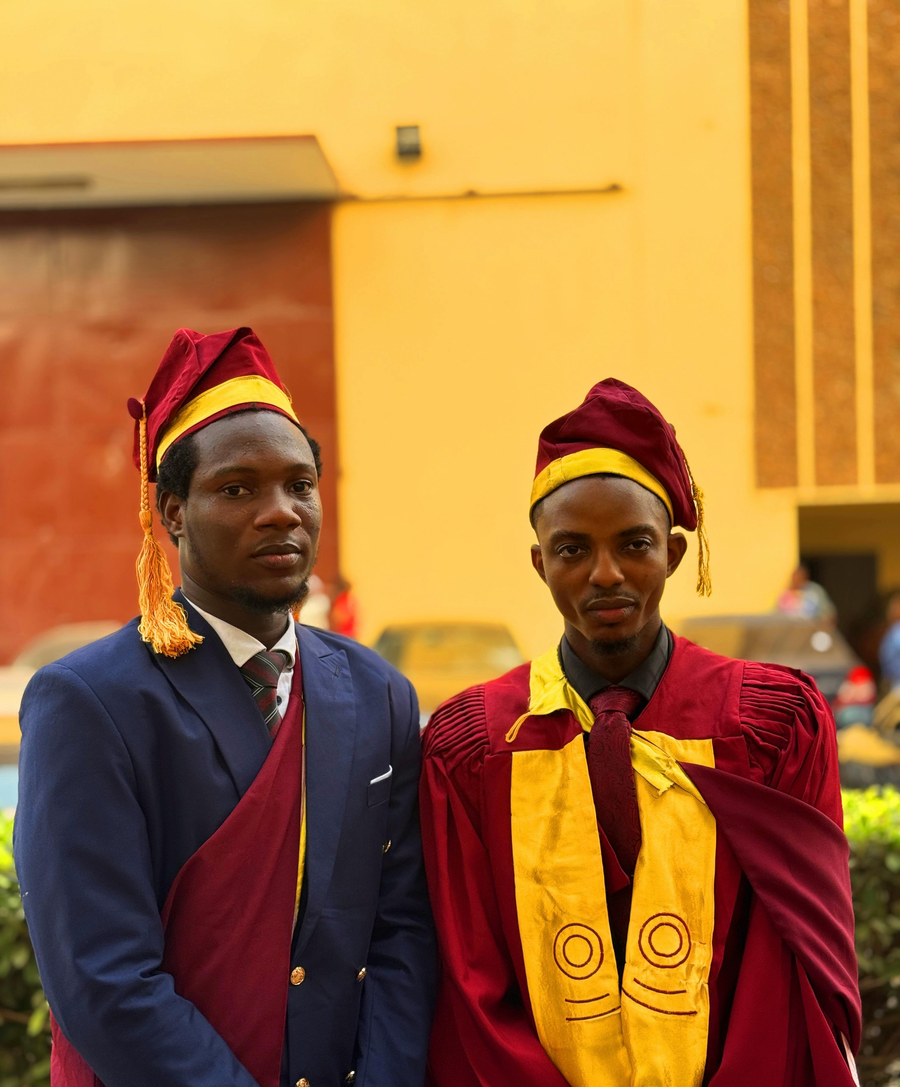Graduados Em Trajes Tradicionais De Capelo E Beca Em Lagos · Foto ...