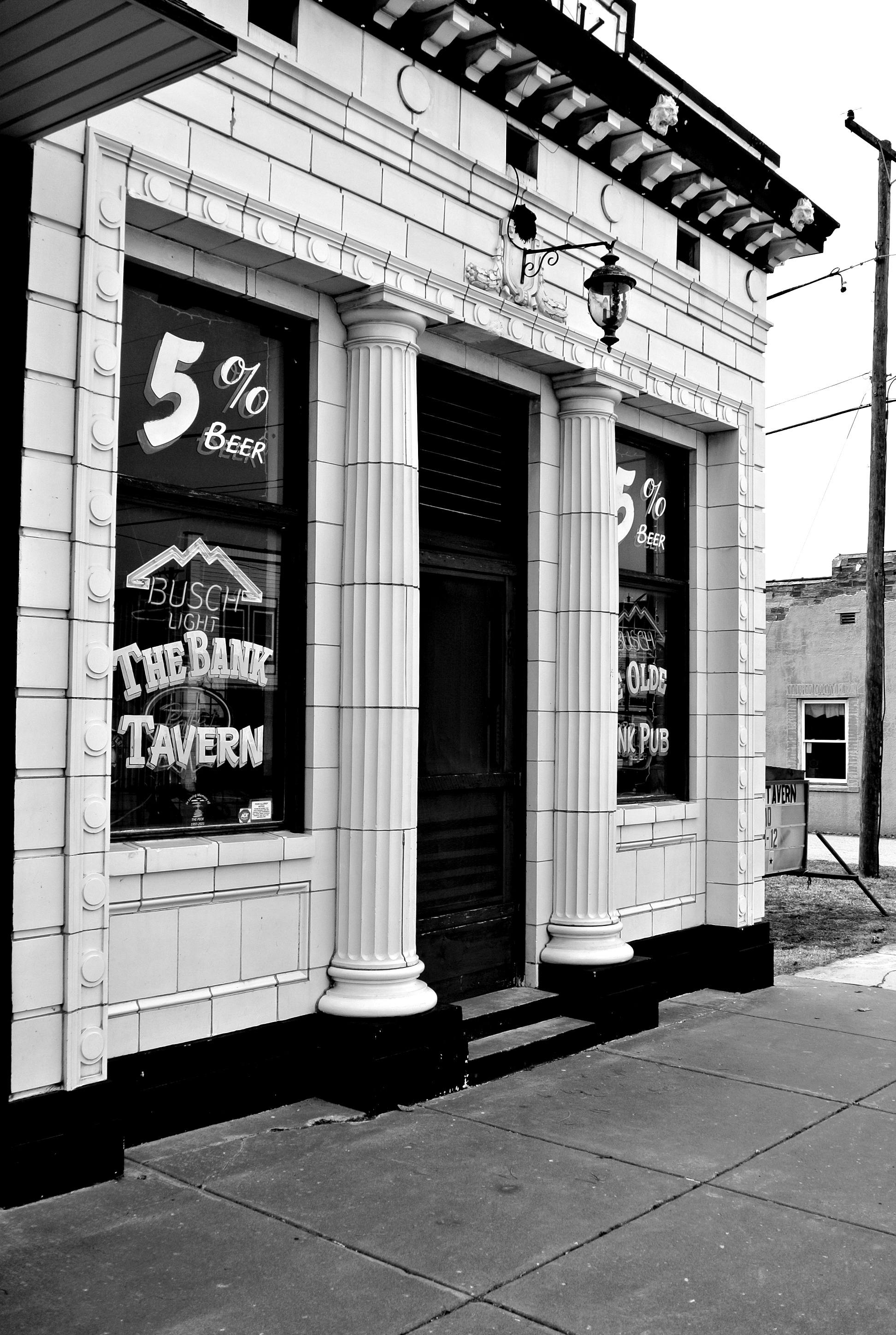 Vintage Bank Tavern with Classical Architecture · Free Stock Photo