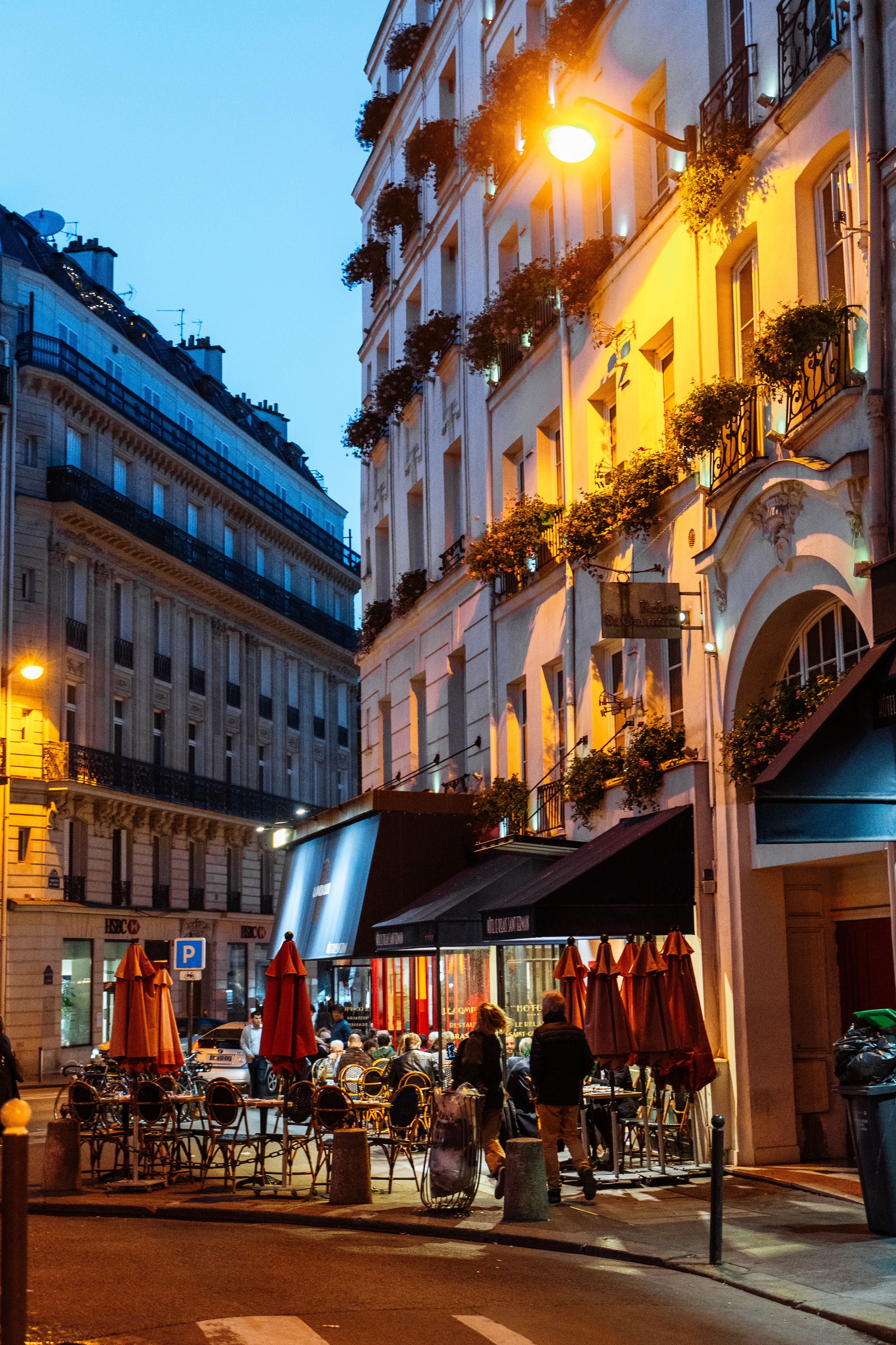 Charming Parisian Street at Night with Cafes · Free Stock Photo
