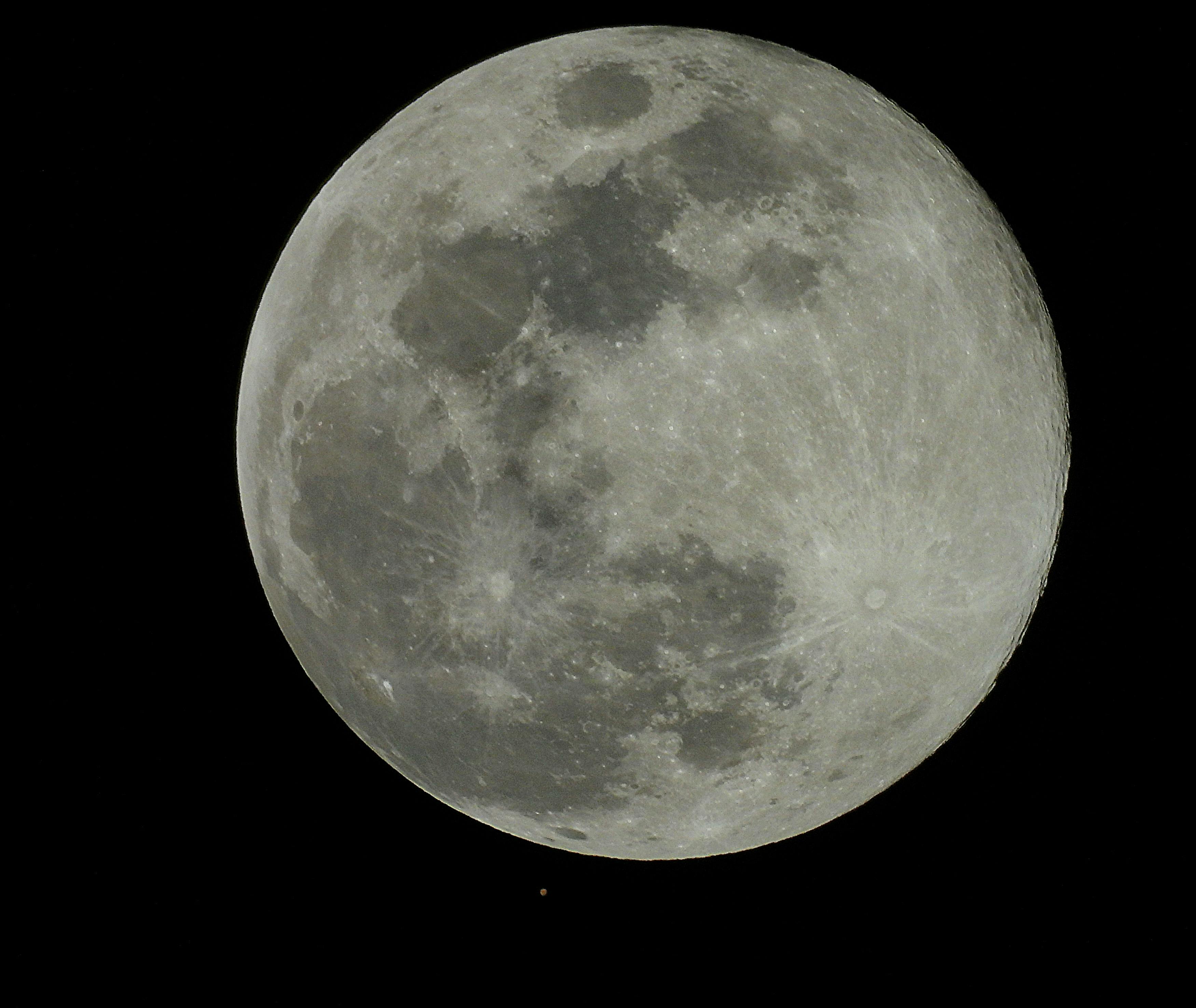 Detailed Full Moon Close-Up Against Black Sky · Free Stock Photo