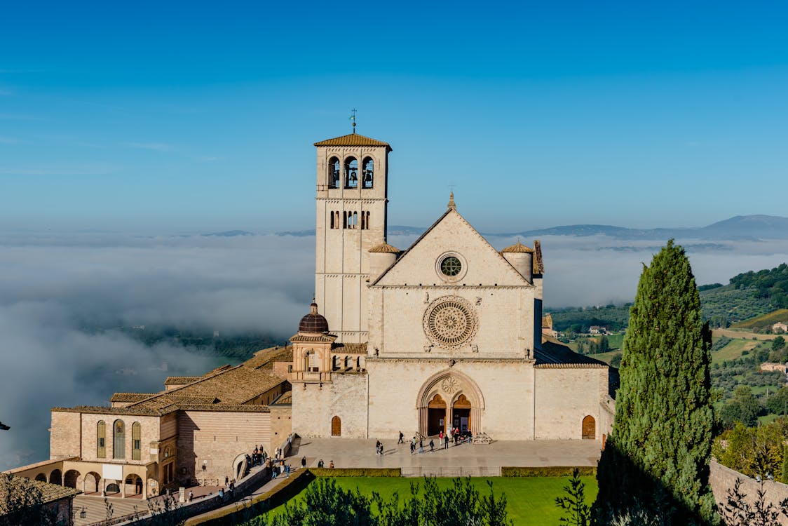 아시시의 산 프란체스코 대성당basilica Di San Francesco의 멋진 전망 · 무료 스톡 사진