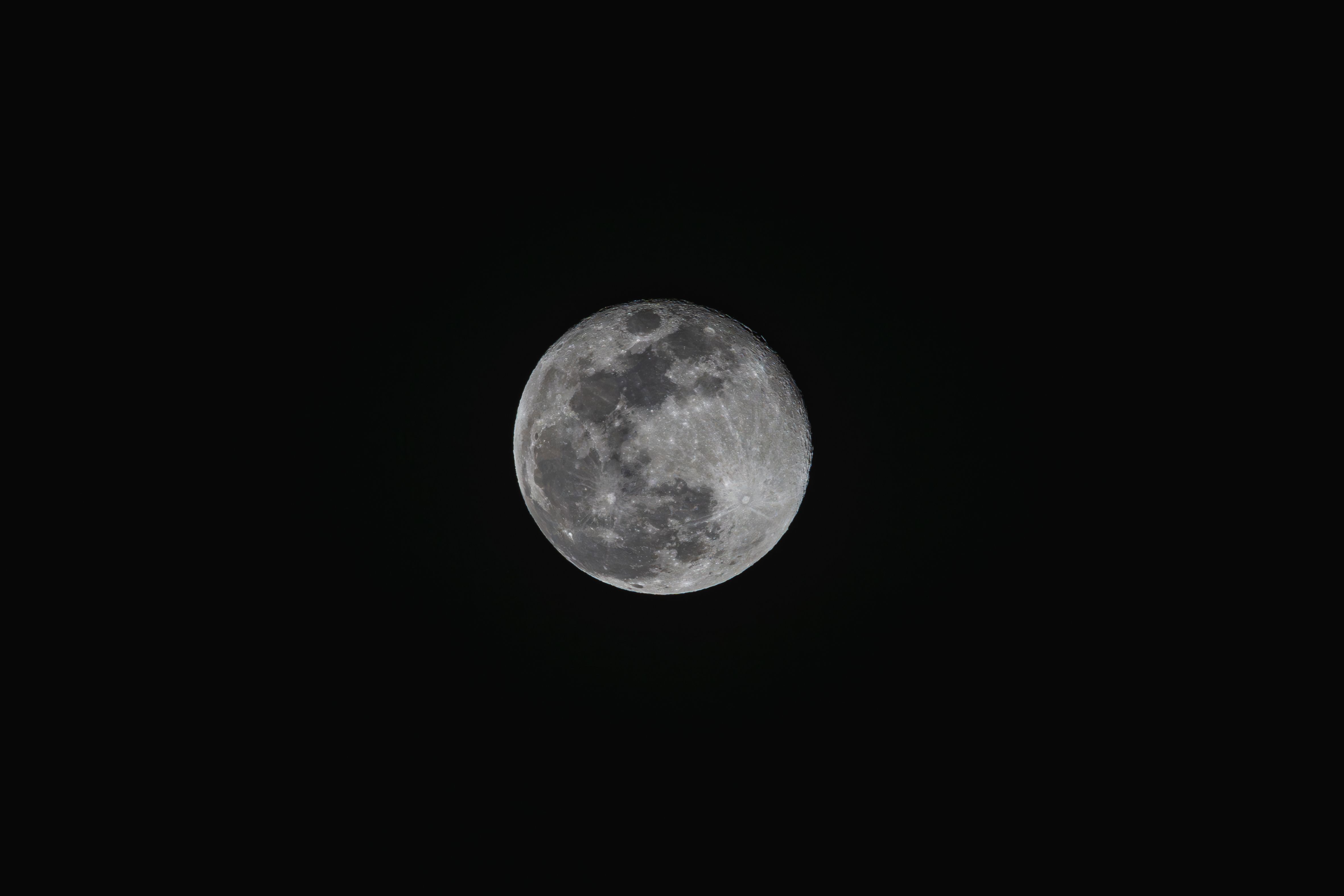 Crisp Full Moon in Night Sky Over Tennessee · Free Stock Photo