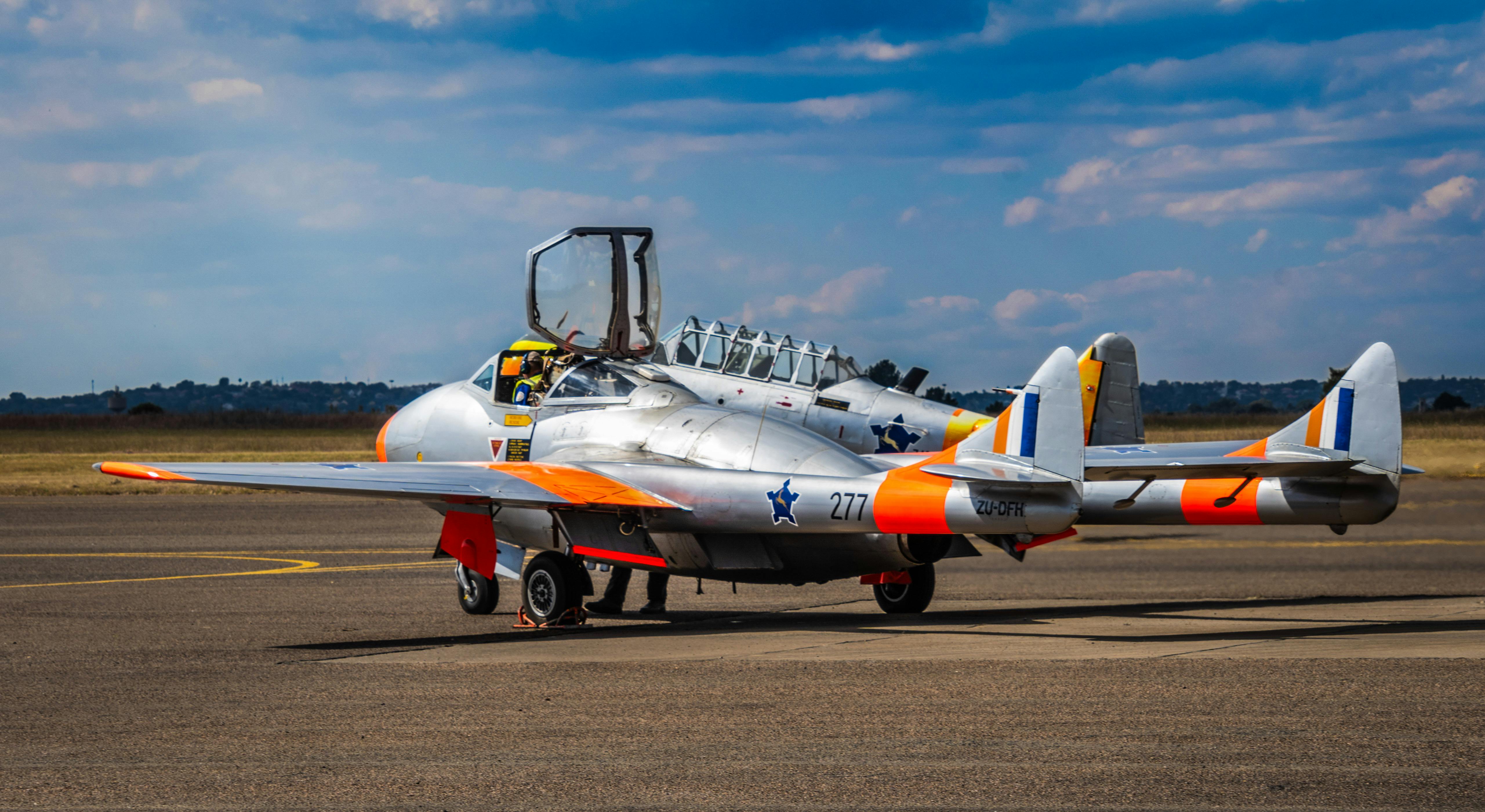 Gray Plane Inside Hangar · Free Stock Photo