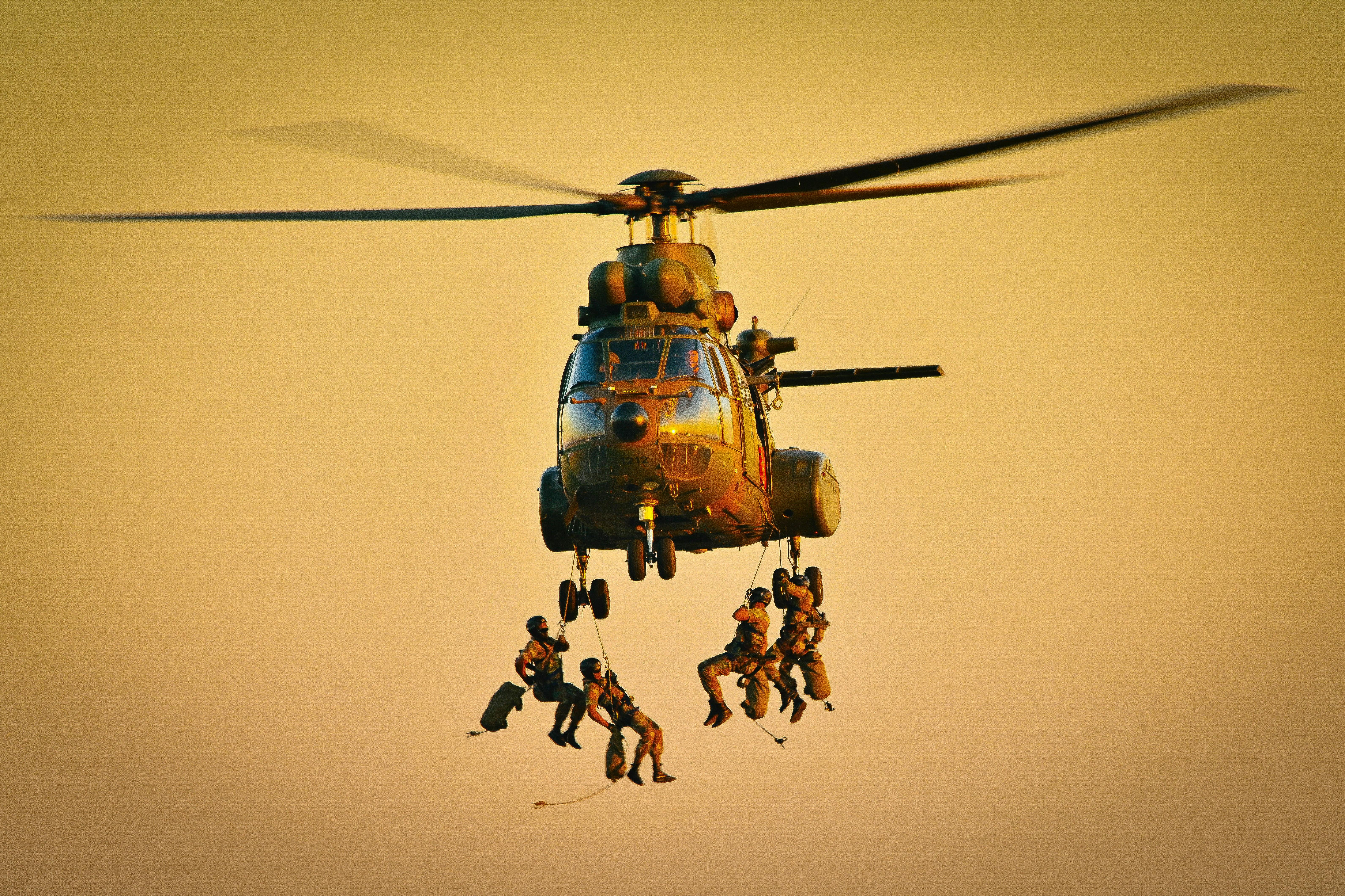 Operación De Rescate Con Helicóptero Militar Al Anochecer · Foto de ...