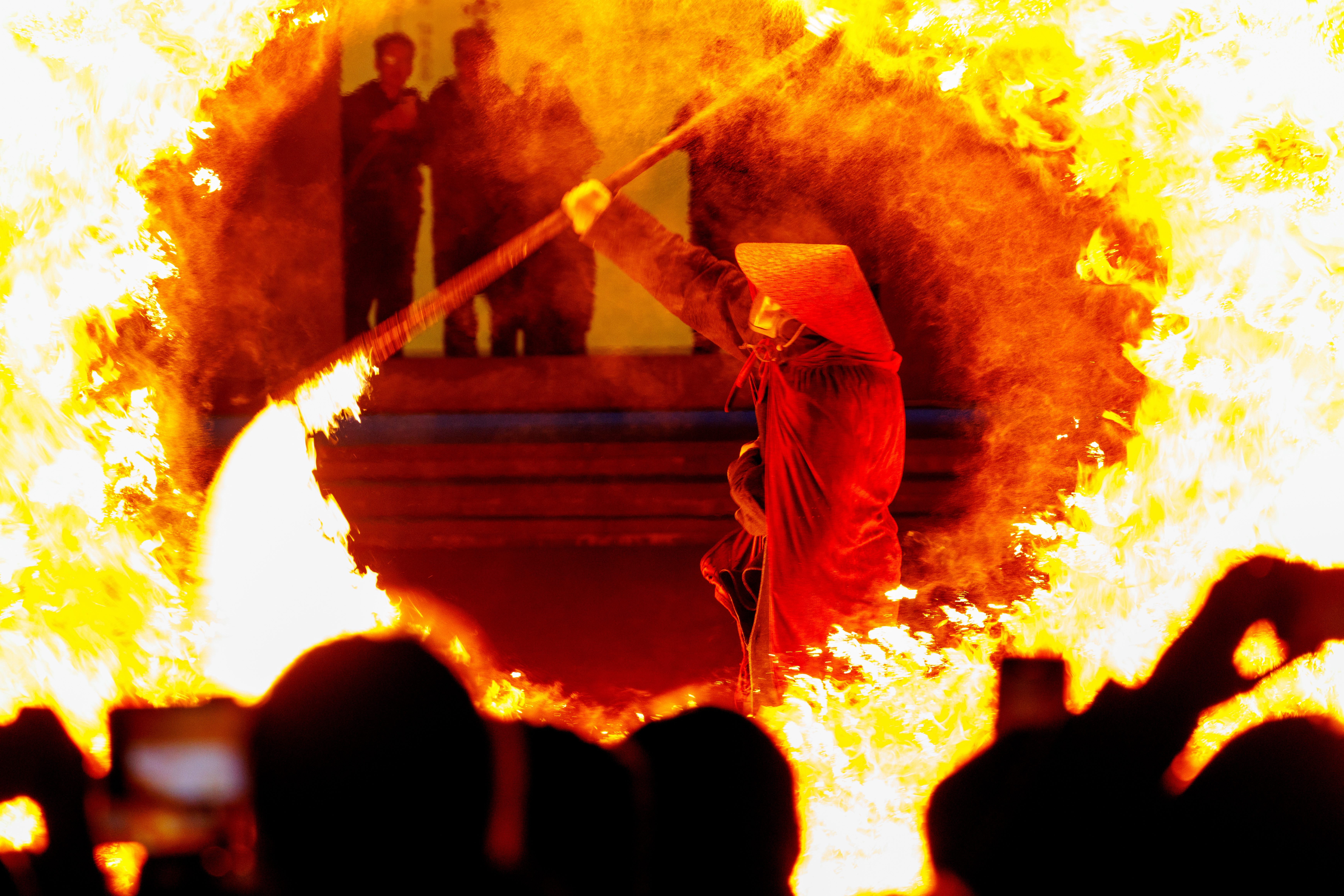 Artista De Fuego Creando Un Círculo De Fuego · Foto de stock gratuita