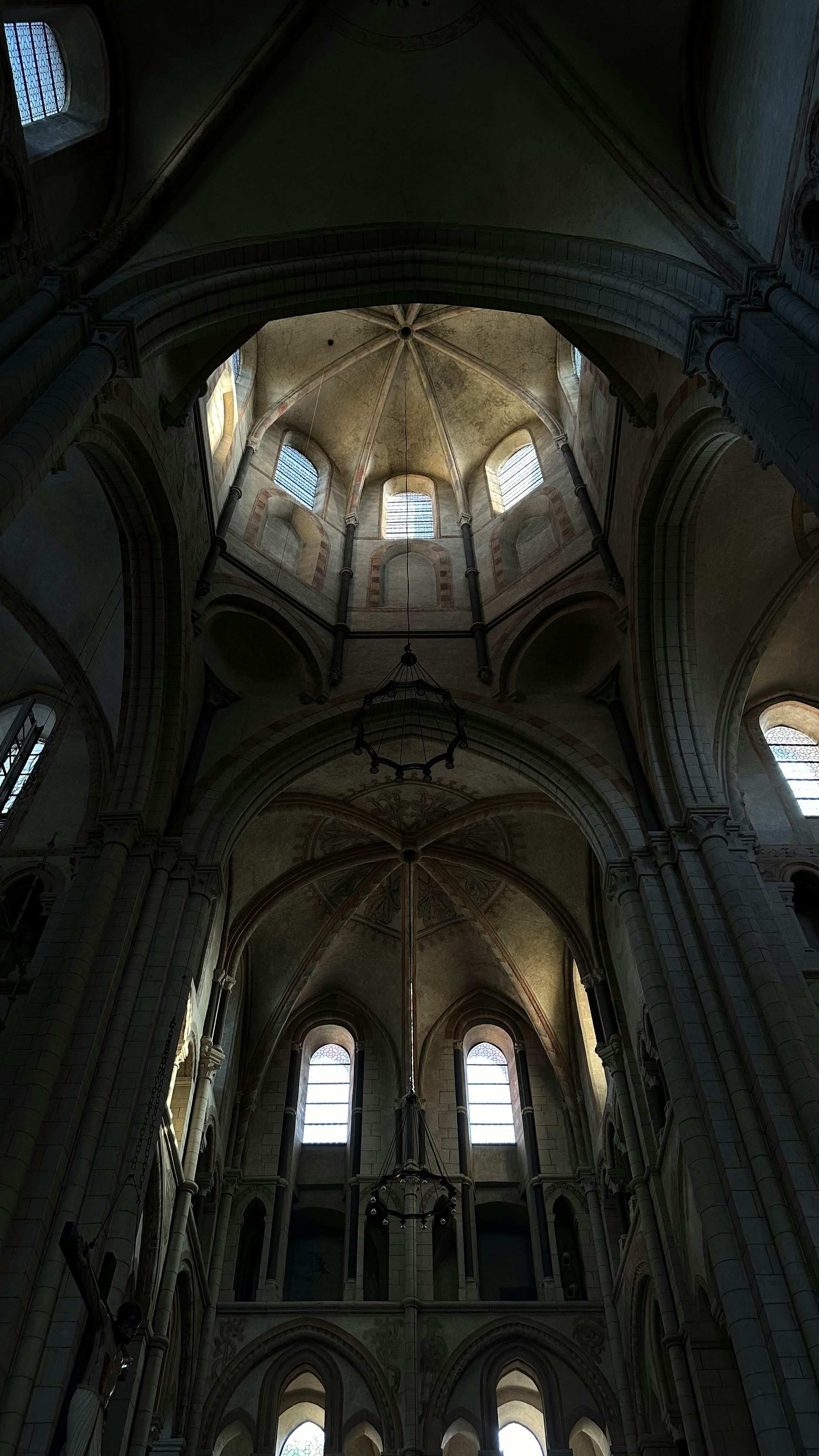 Interior De Una Catedral Gótica Con Techo Abovedado · Foto de stock gratuita