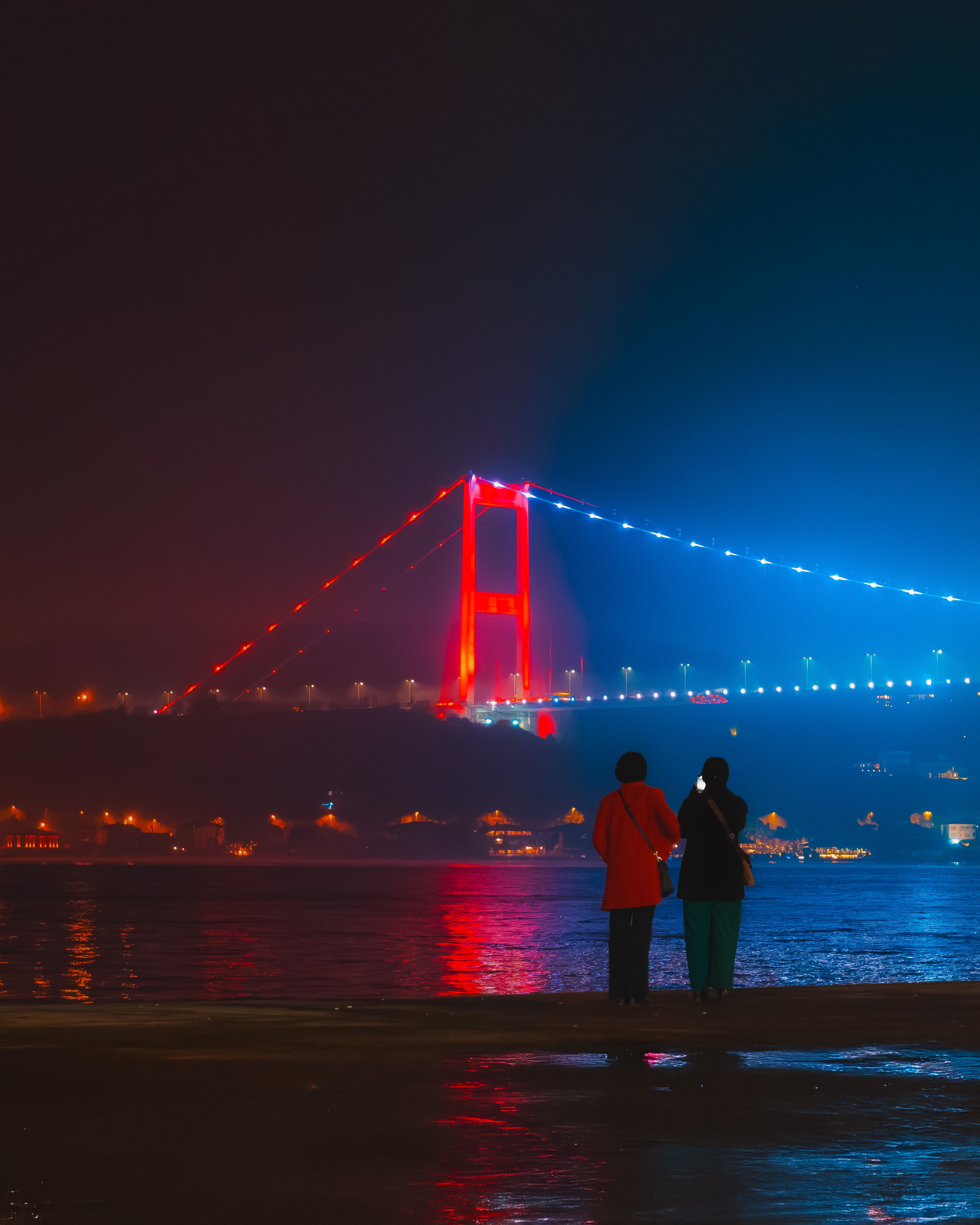 İstanbul'da Gece Boğaz Köprüsü'Nün Manzaralı Görünümü · Ücretsiz Stok ...