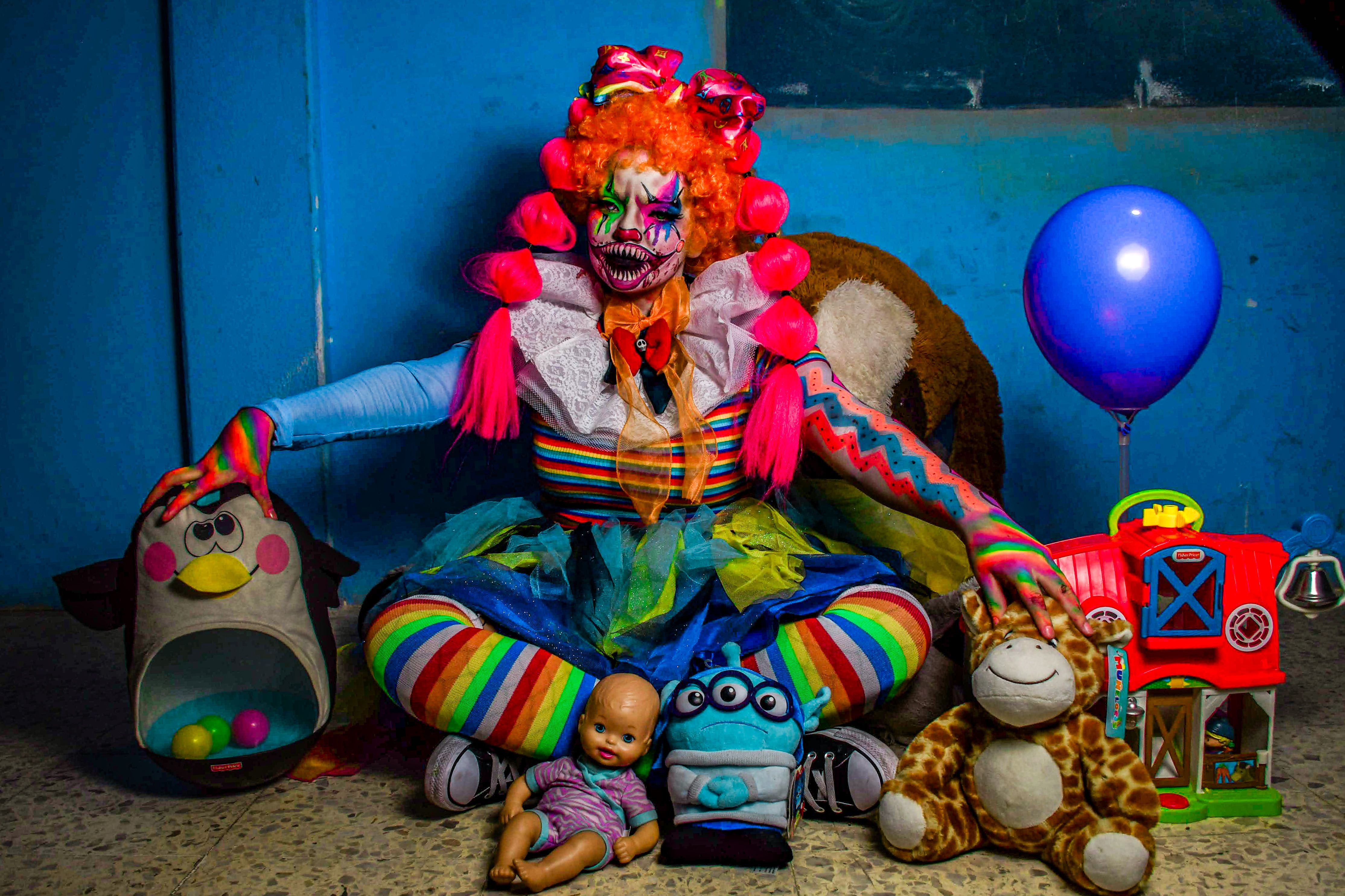 Payaso Colorido En Un Ambiente Interior Vibrante · Foto de stock gratuita