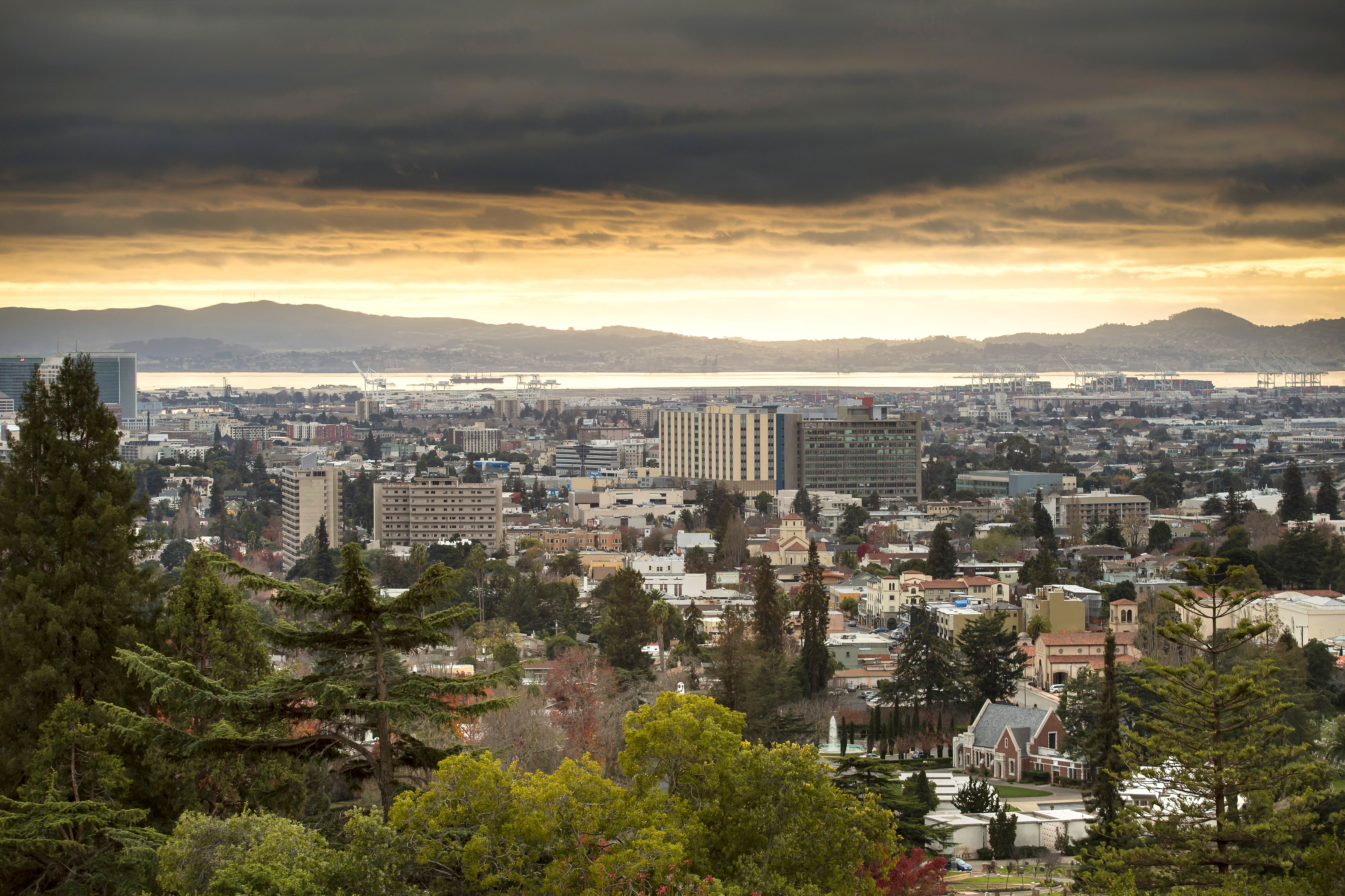 Oakland Cityscape at Sunset with Dramatic Clouds · Free Stock Photo