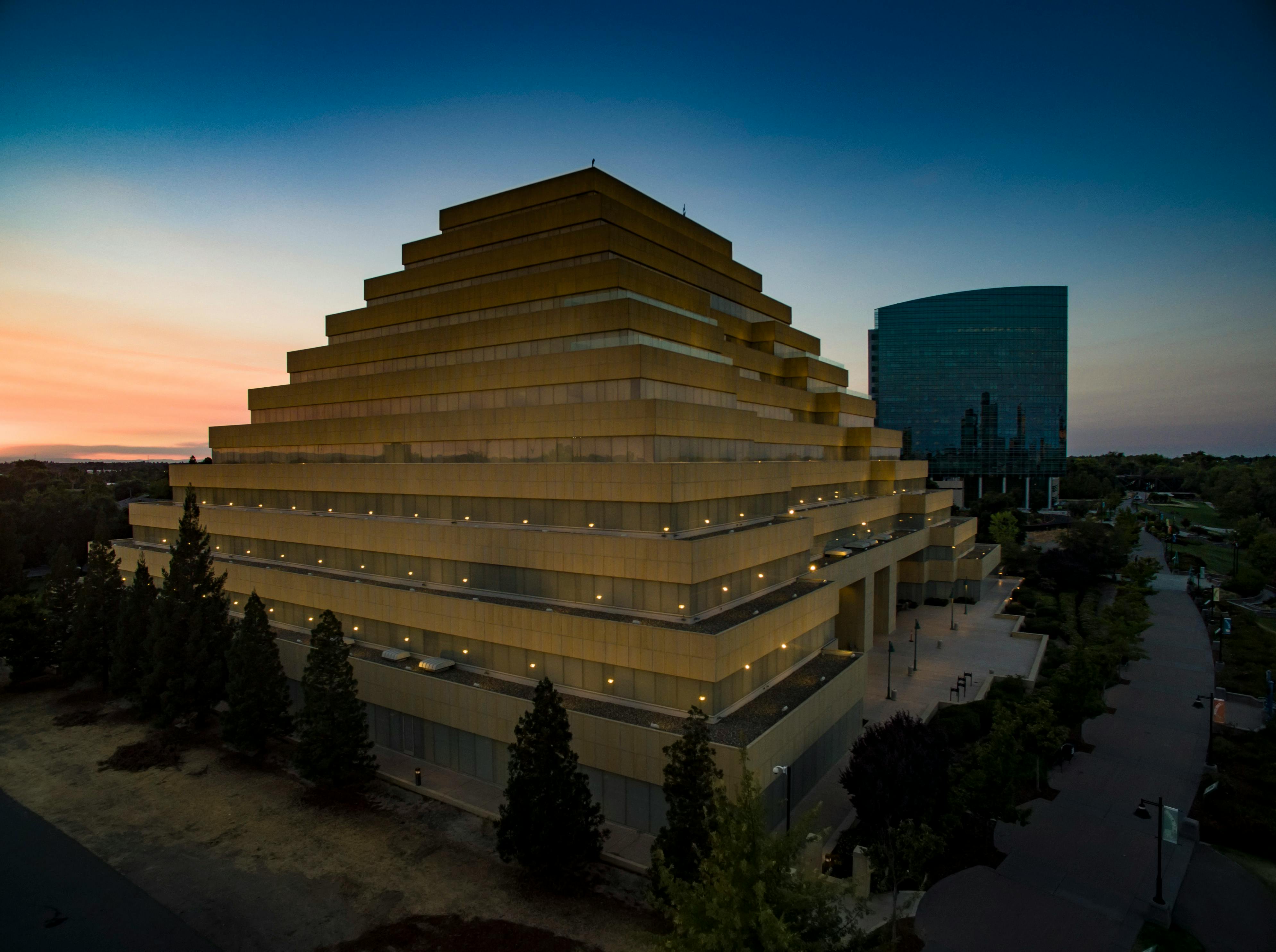 Iconic Pyramid Building in Sacramento at Sunset · Free Stock Photo