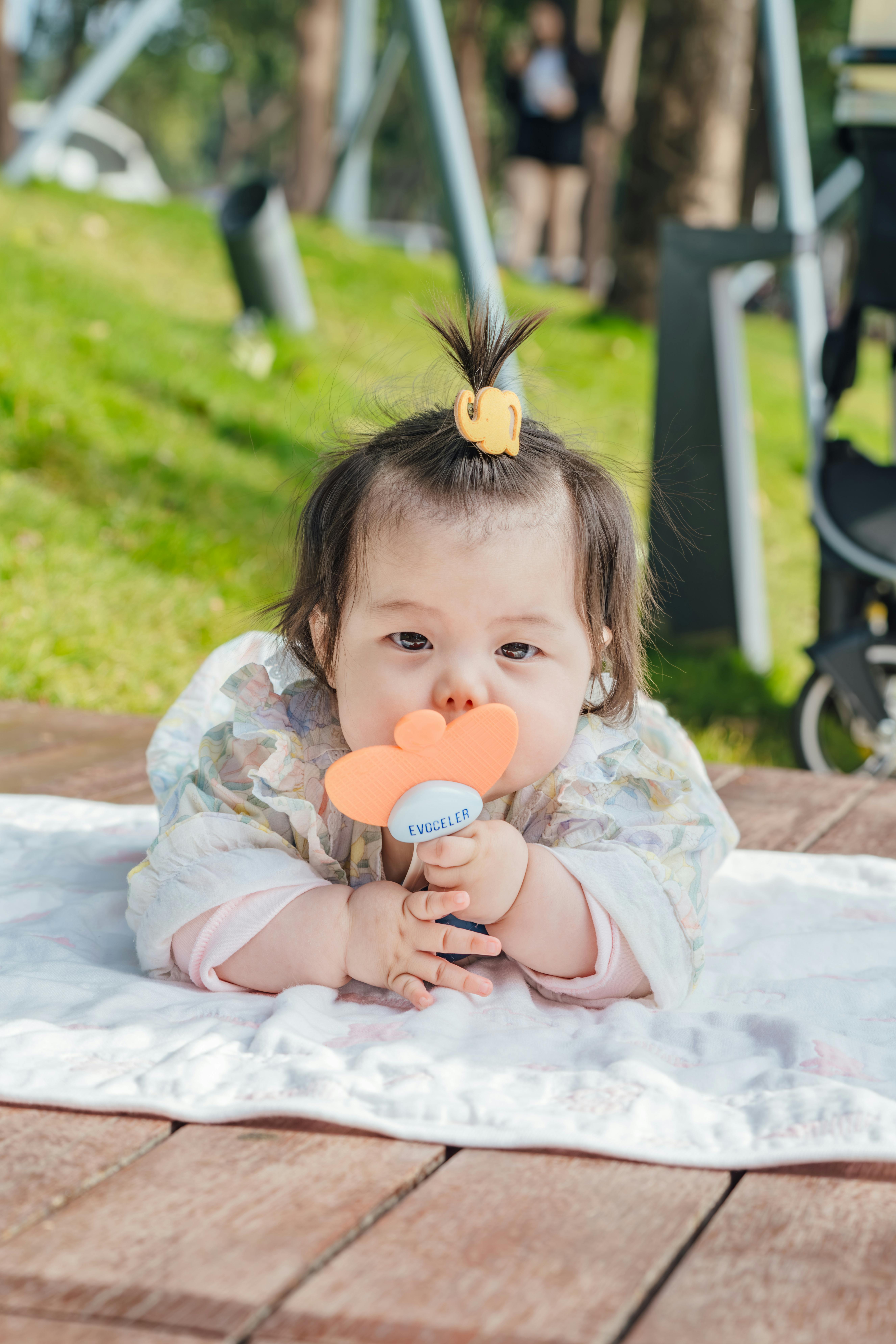 Balita Asia Lucu Bermain Di Luar Ruangan Di Atas Selimut · Foto Stok Gratis