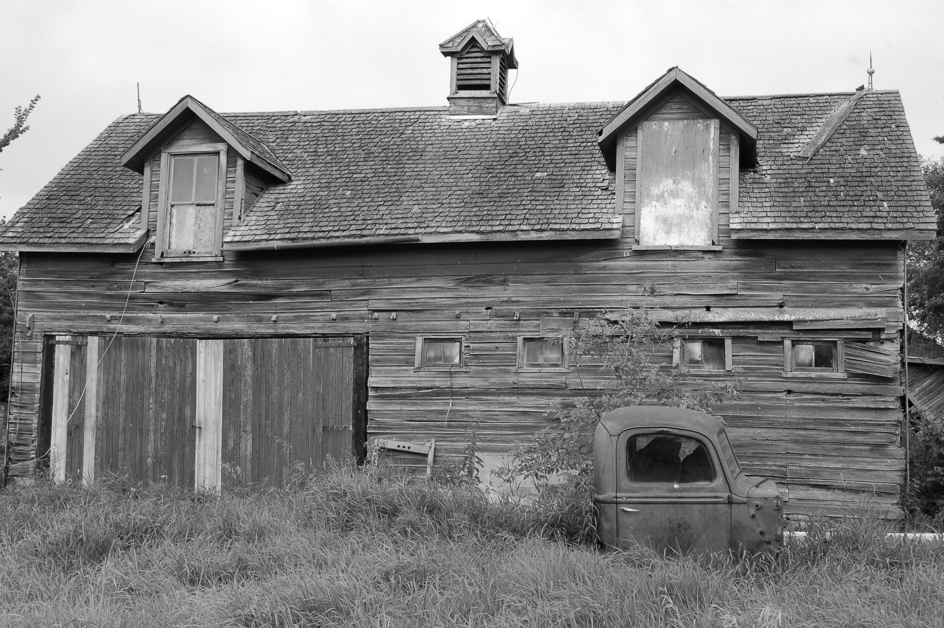 Vintage Abandoned Barn with Rusty Truck Front · Free Stock Photo