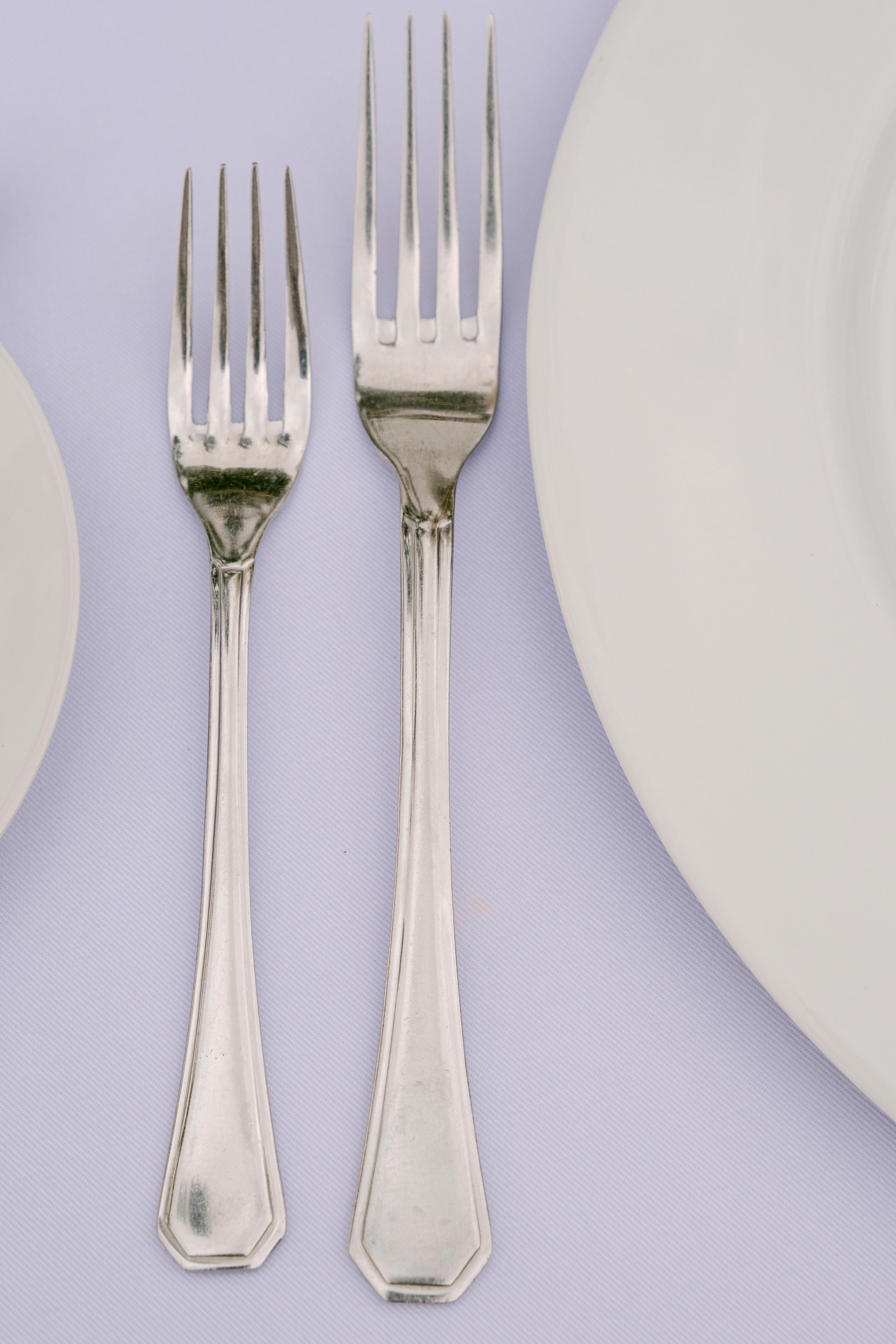 Garfos De Prata Elegantes Em Mesa Branca · Foto profissional gratuita