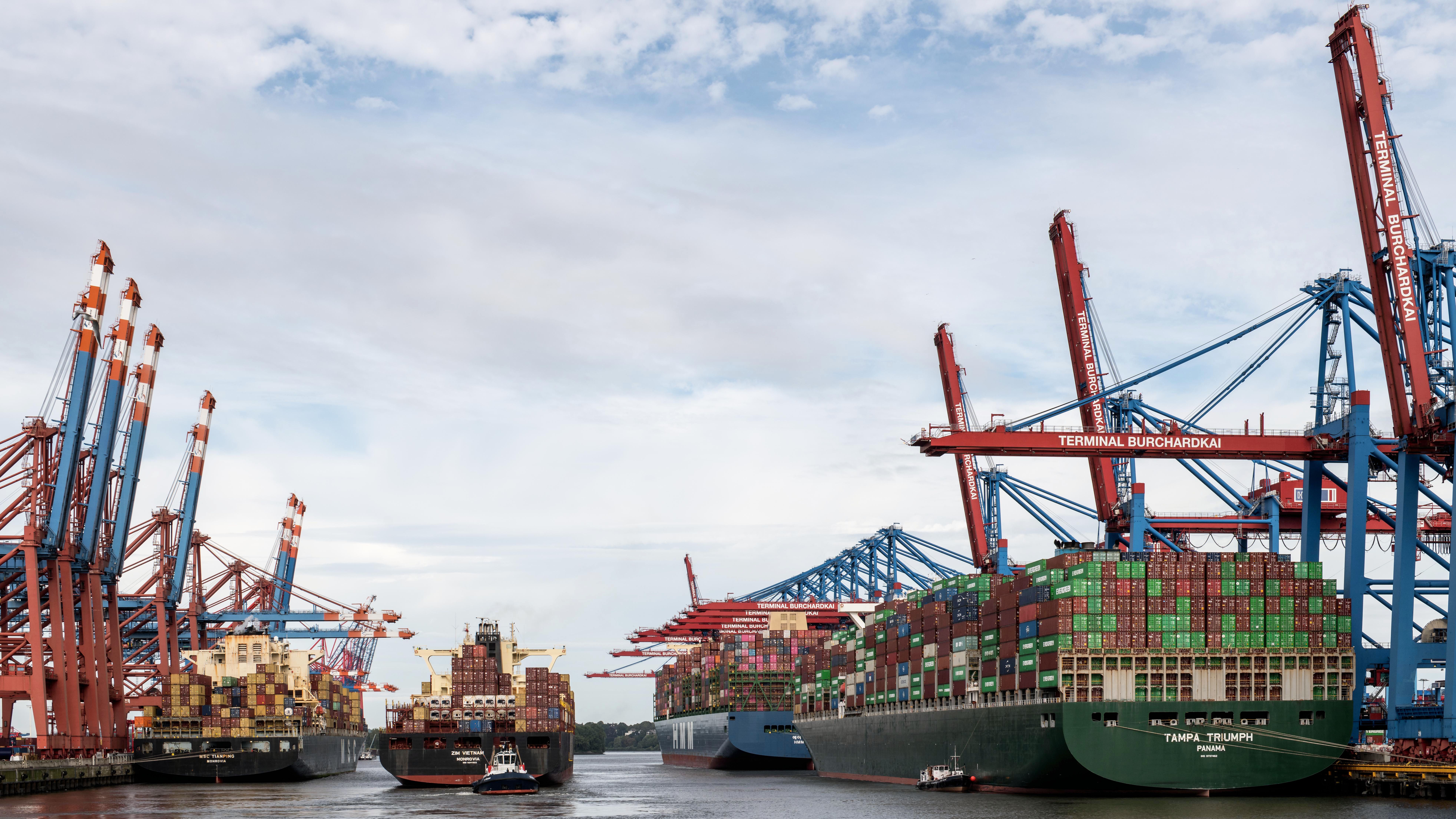 Navios Porta Contêineres No Terminal Portuário De Hamburgo · Foto ...