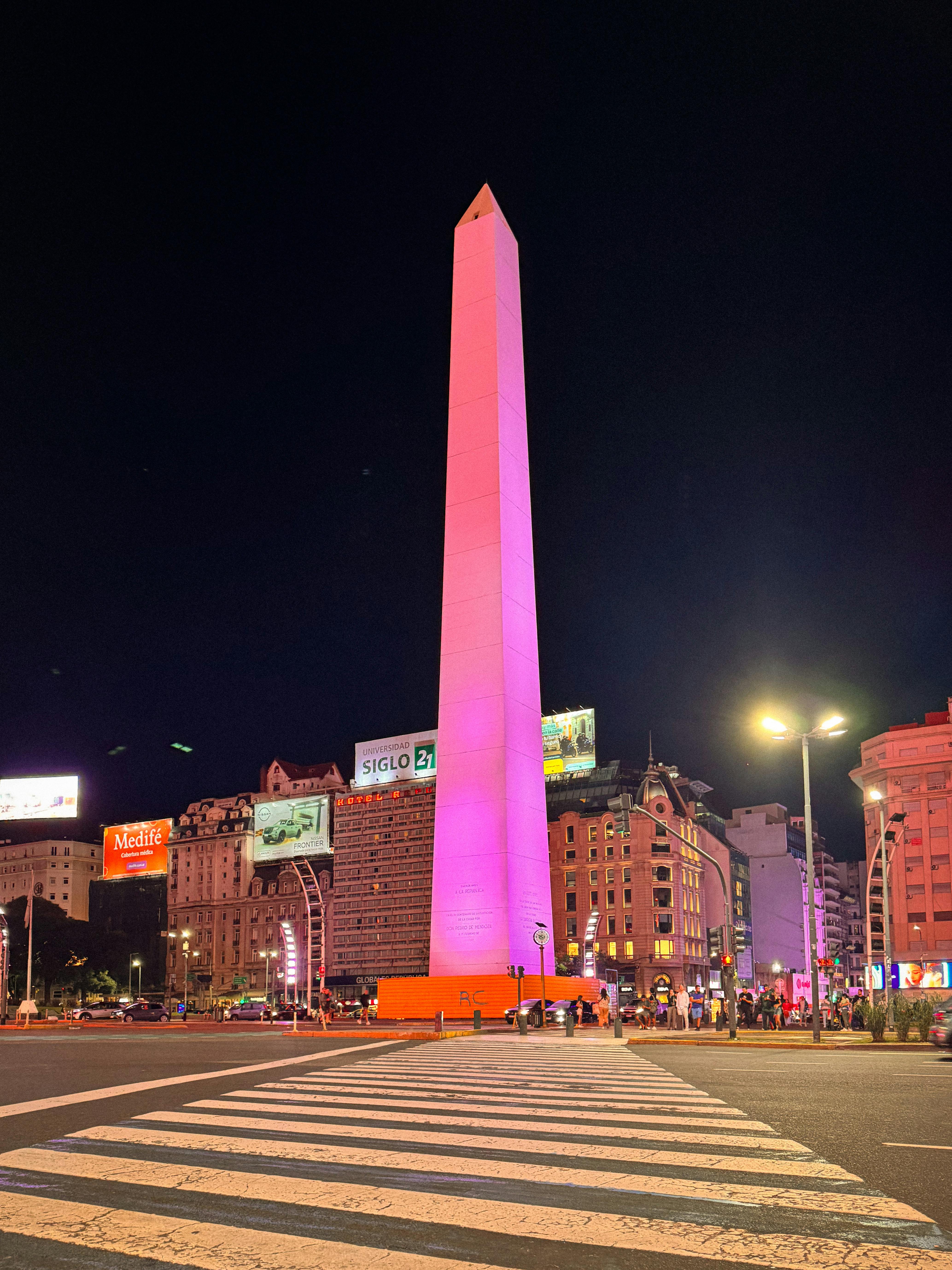 Obelisco Iluminado De Buenos Aires De Noche · Foto de stock gratuita