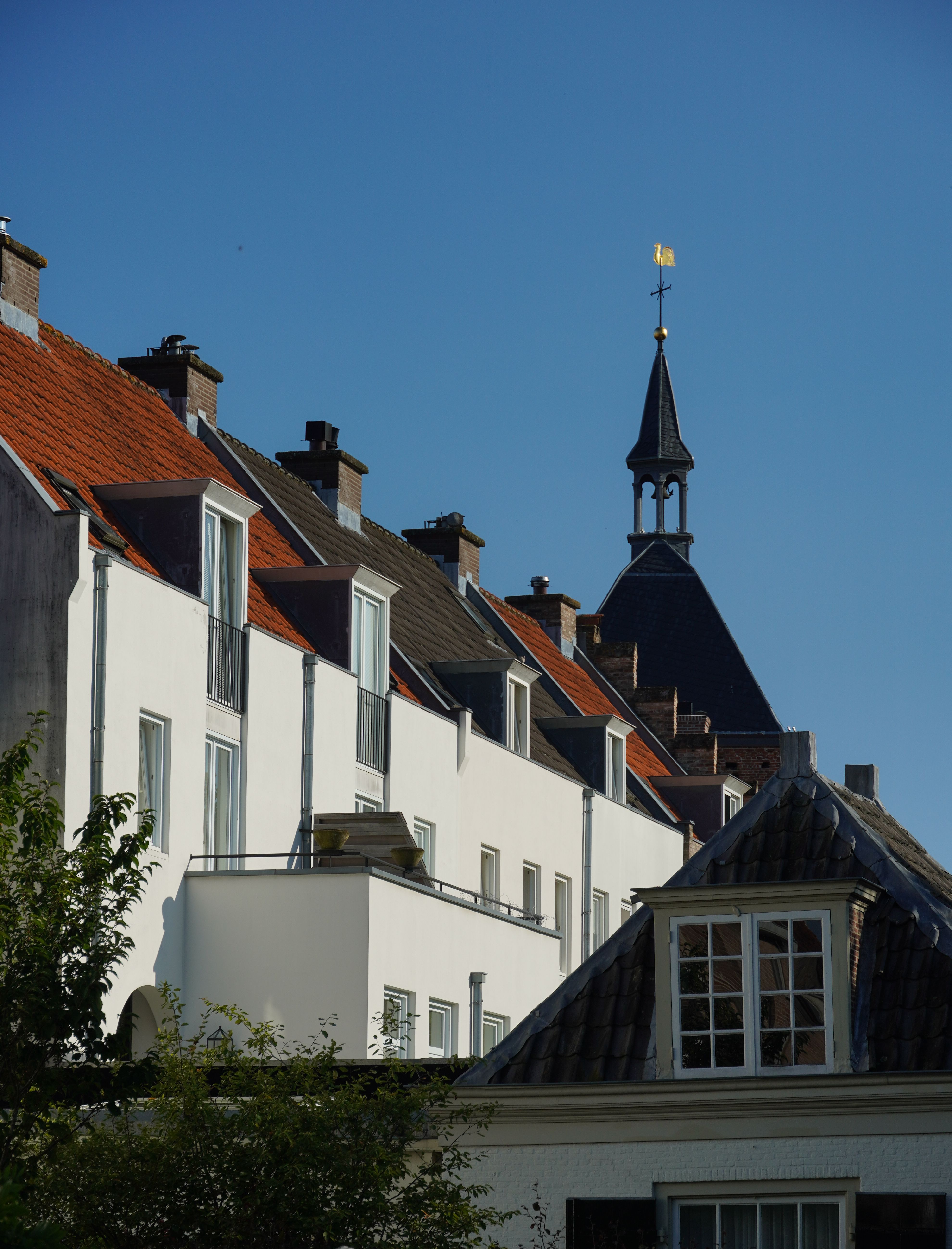 Uma Paisagem Urbana Com Uma Fileira De Casas E Uma Igreja Em Amersfoort ...