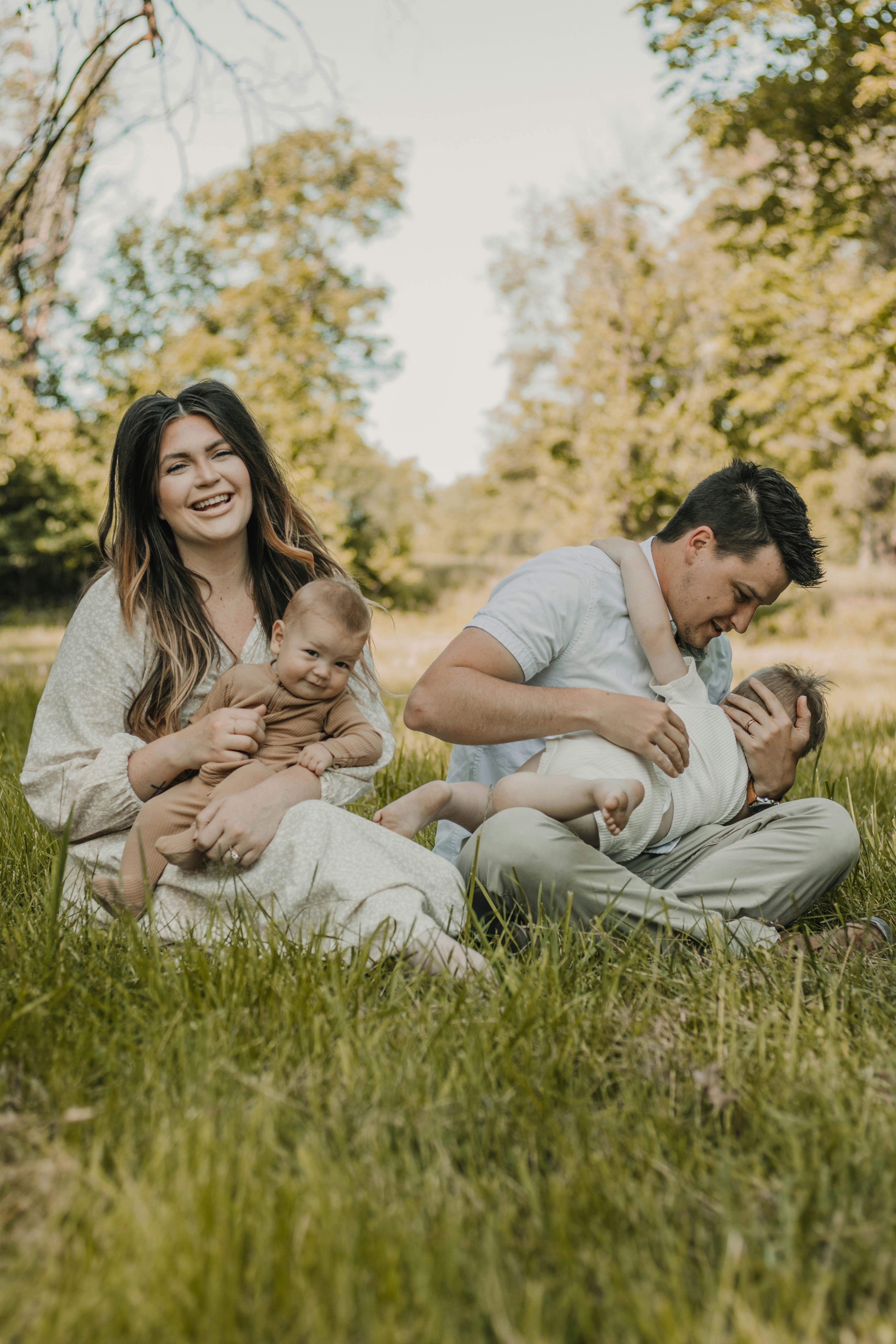 Momentos Dorados: El Amor De Una Familia En La Naturaleza · Foto de stock gratuita