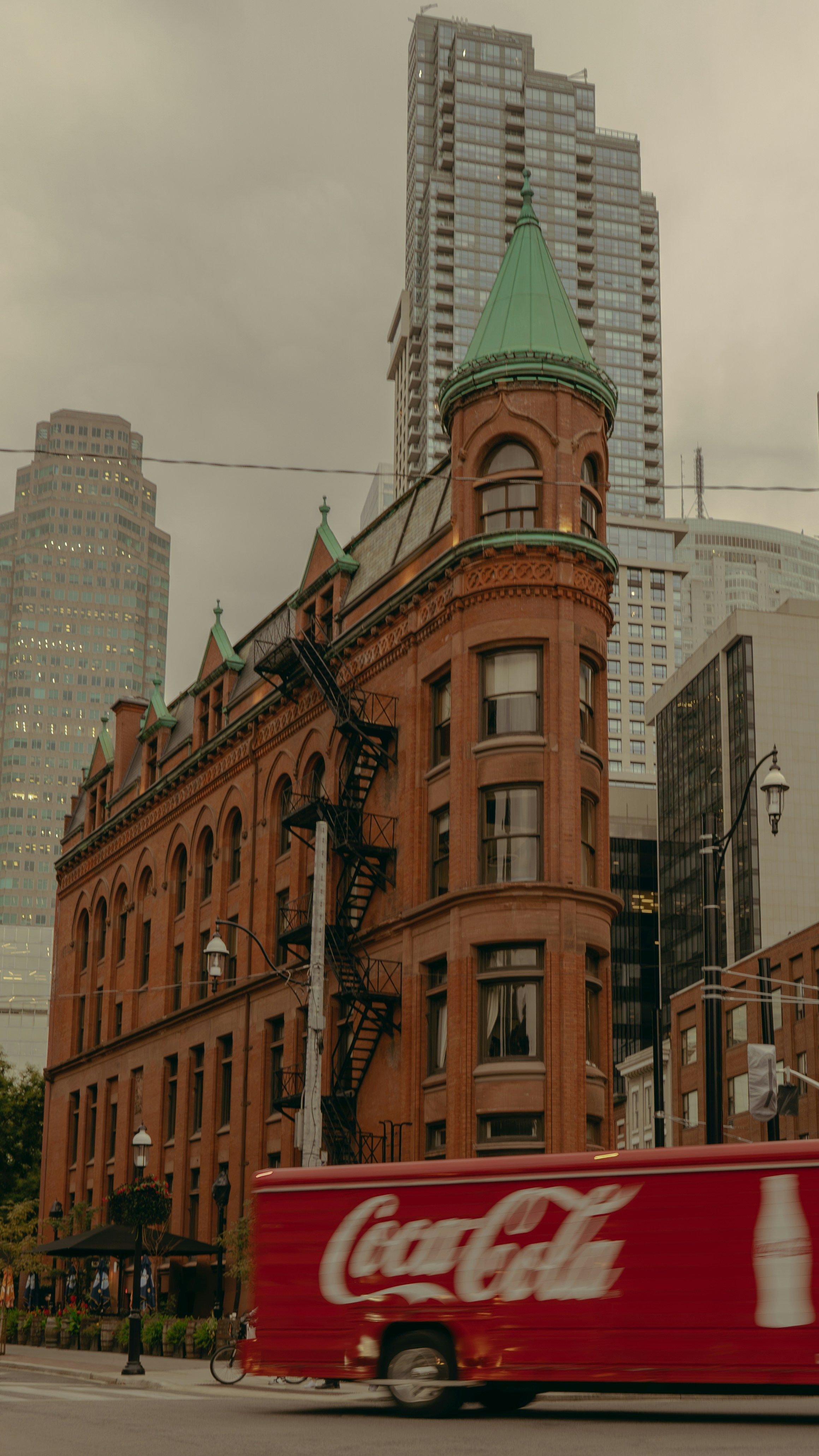 Historic Flatiron Building in Urban Cityscape · Free Stock Photo