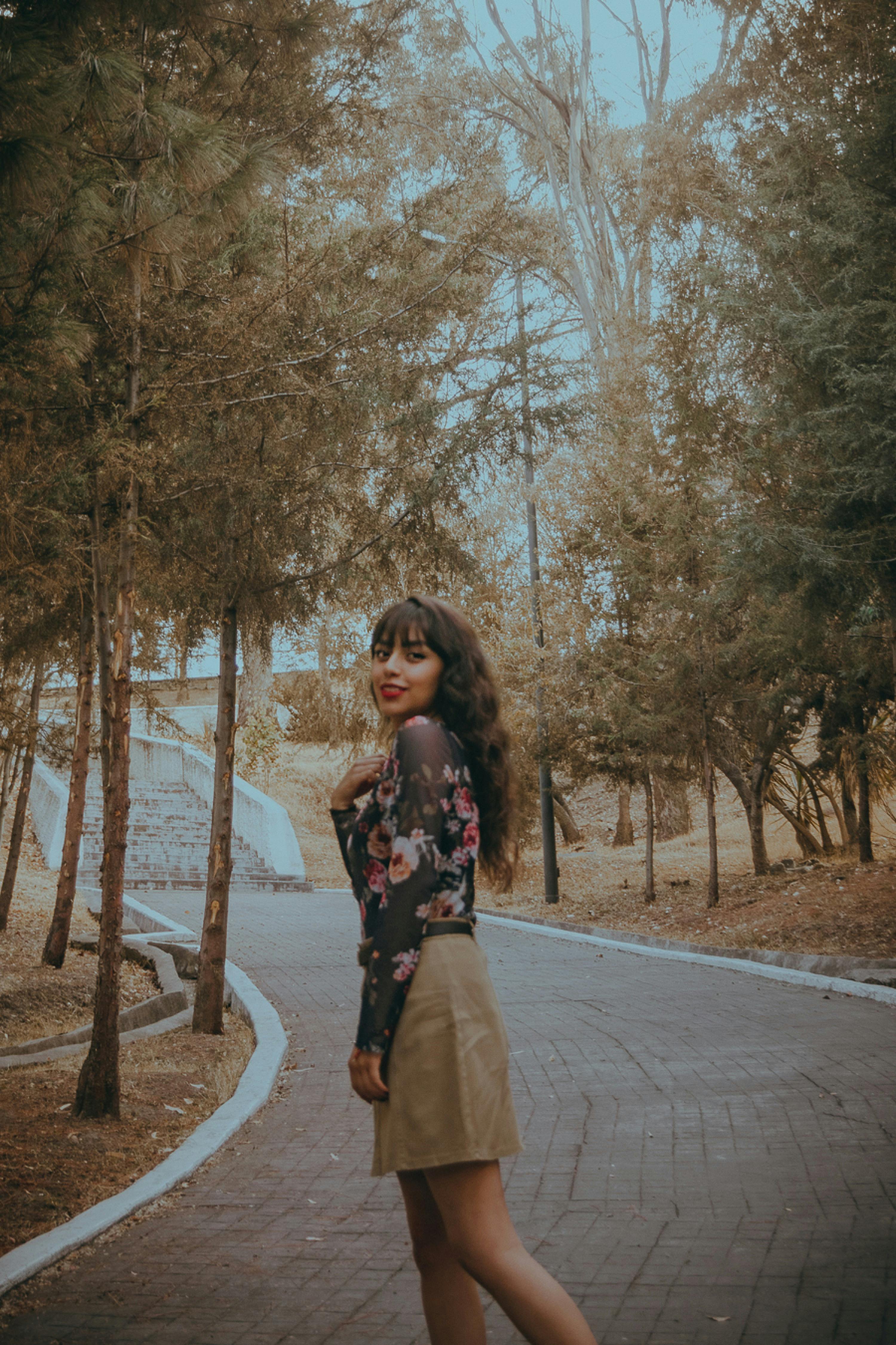 Mujer Joven Paseando Por El Parque De Otoño · Foto de stock gratuita