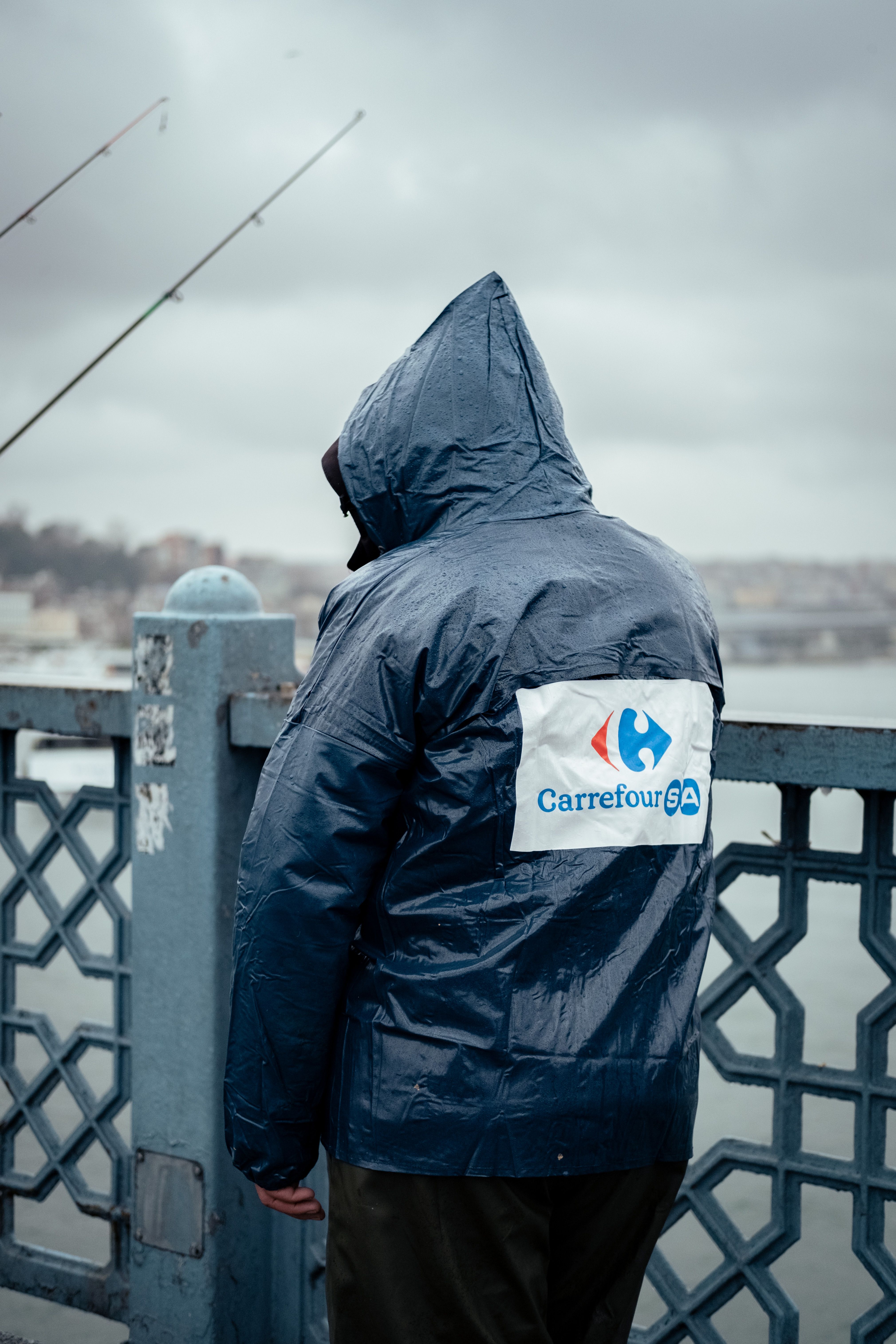 Persona Con Impermeable Frente Al Río En Un Día Nublado · Foto de stock ...