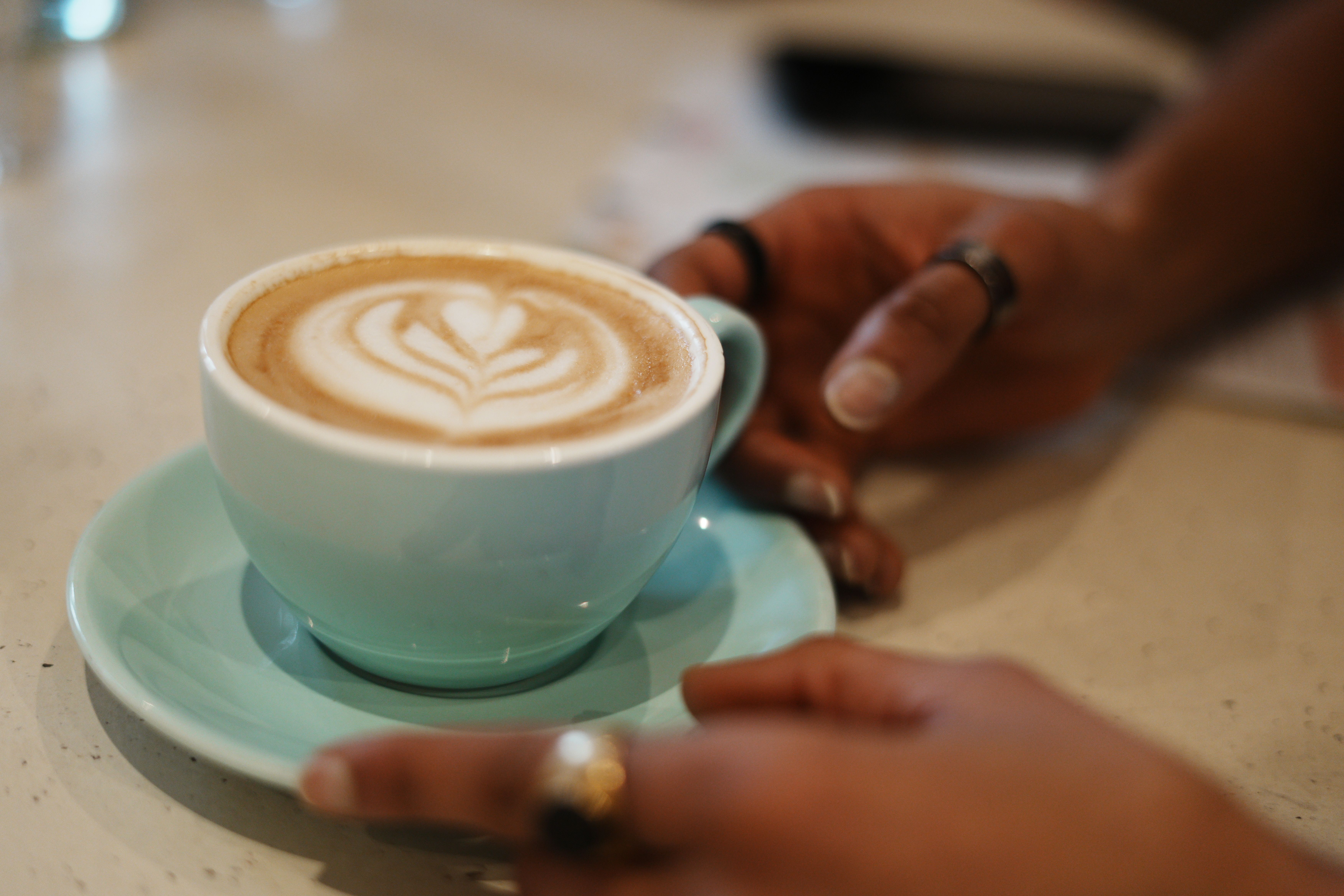 Primer Plano De Un Capuchino Con Arte Latte En Un Café De Berlín · Foto ...