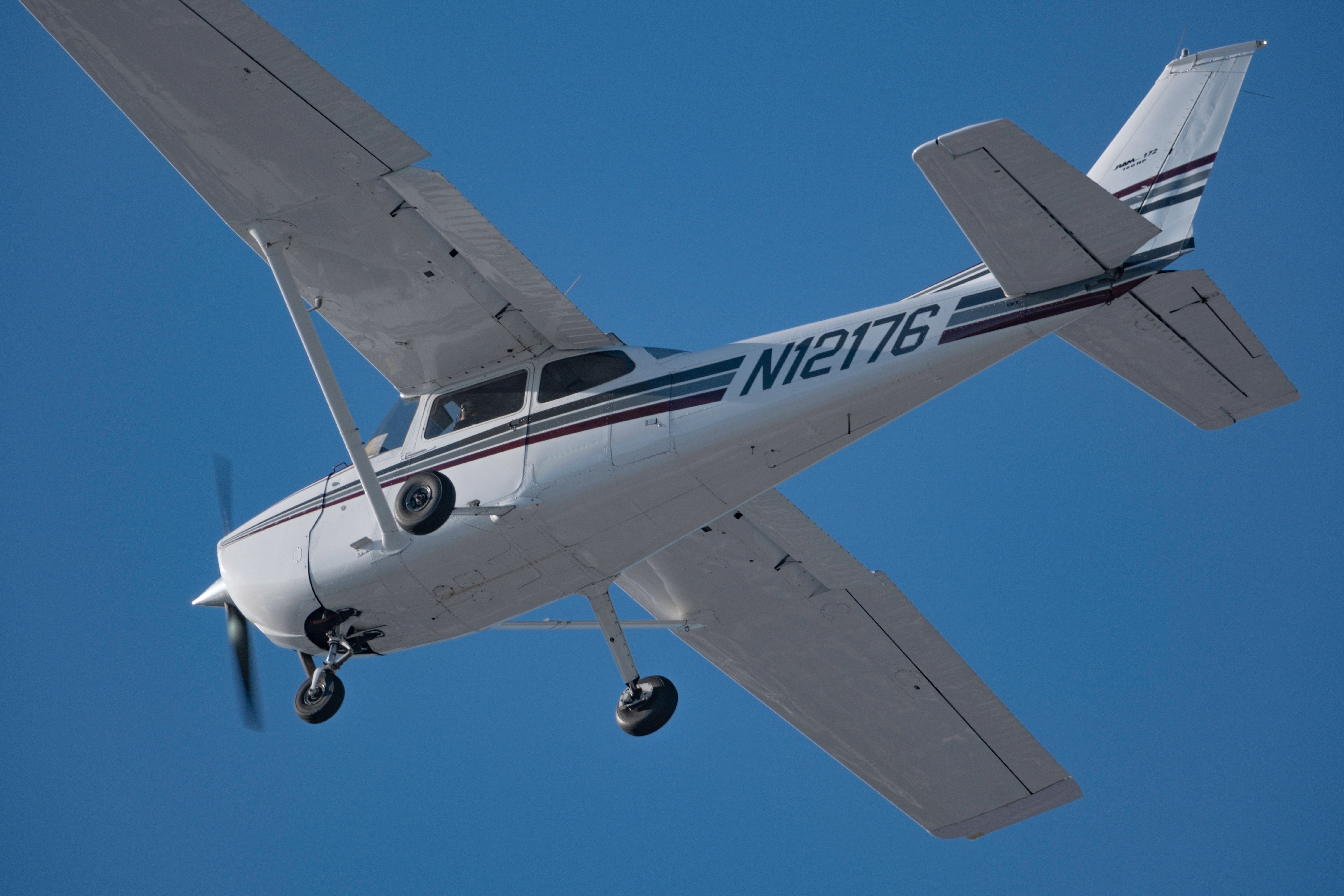 Light Aircraft Flying High in Clear Kentucky Sky · Free Stock Photo