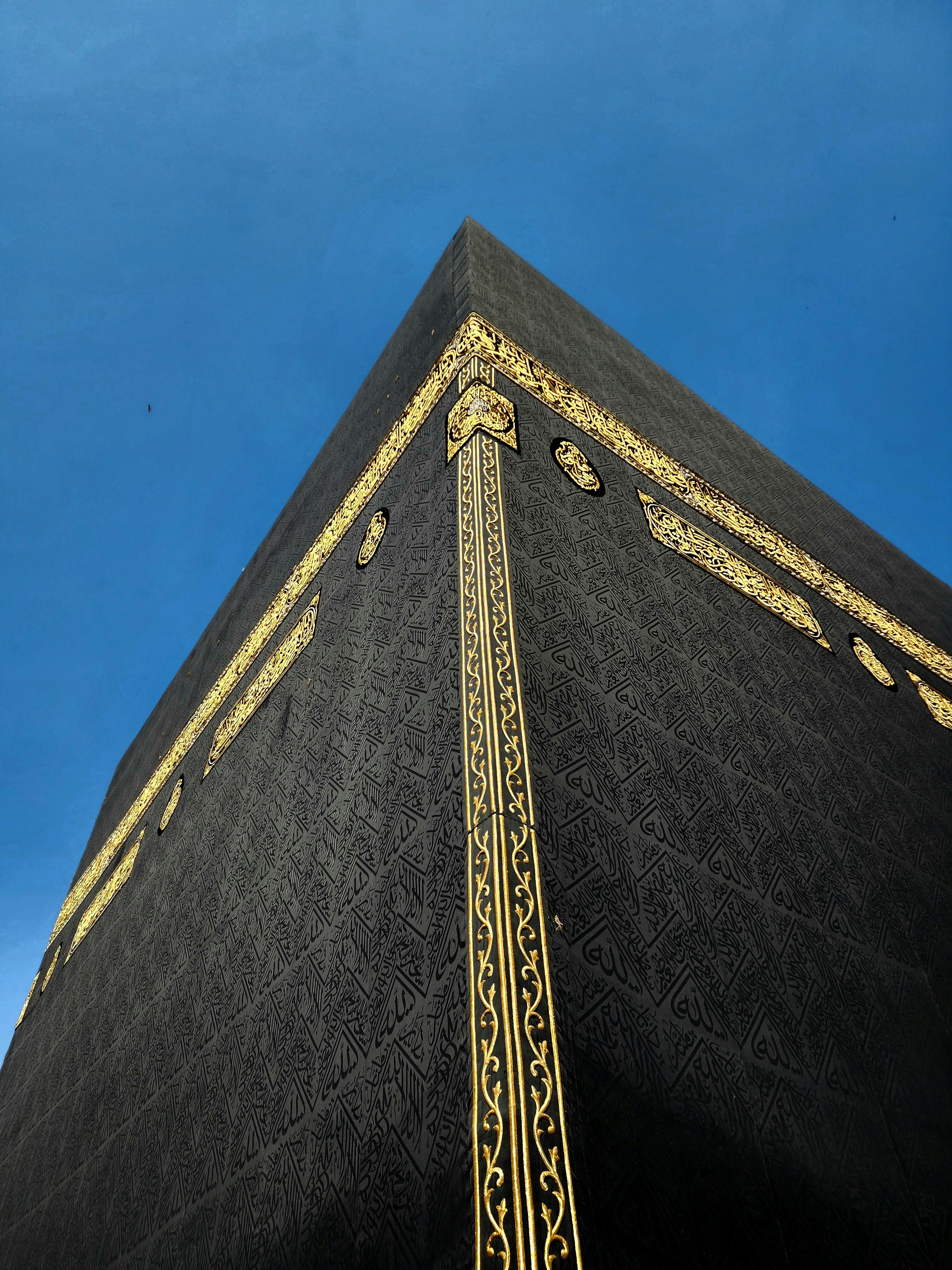 Iconic View of the Kaaba Against Clear Blue Sky · Free Stock Photo