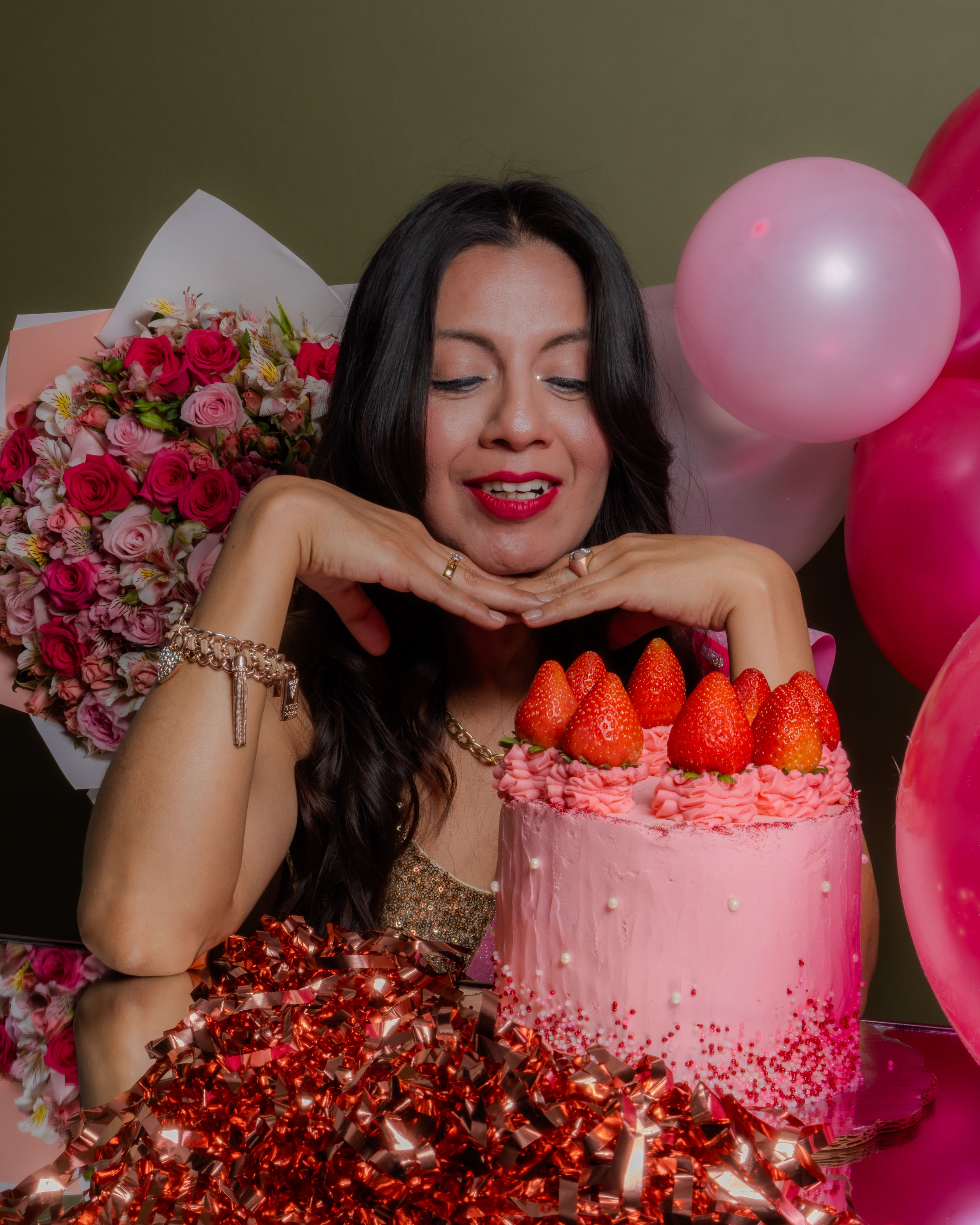 Celebración De Cumpleaños Con Pastel Rosa Y Globos · Foto de stock gratuita