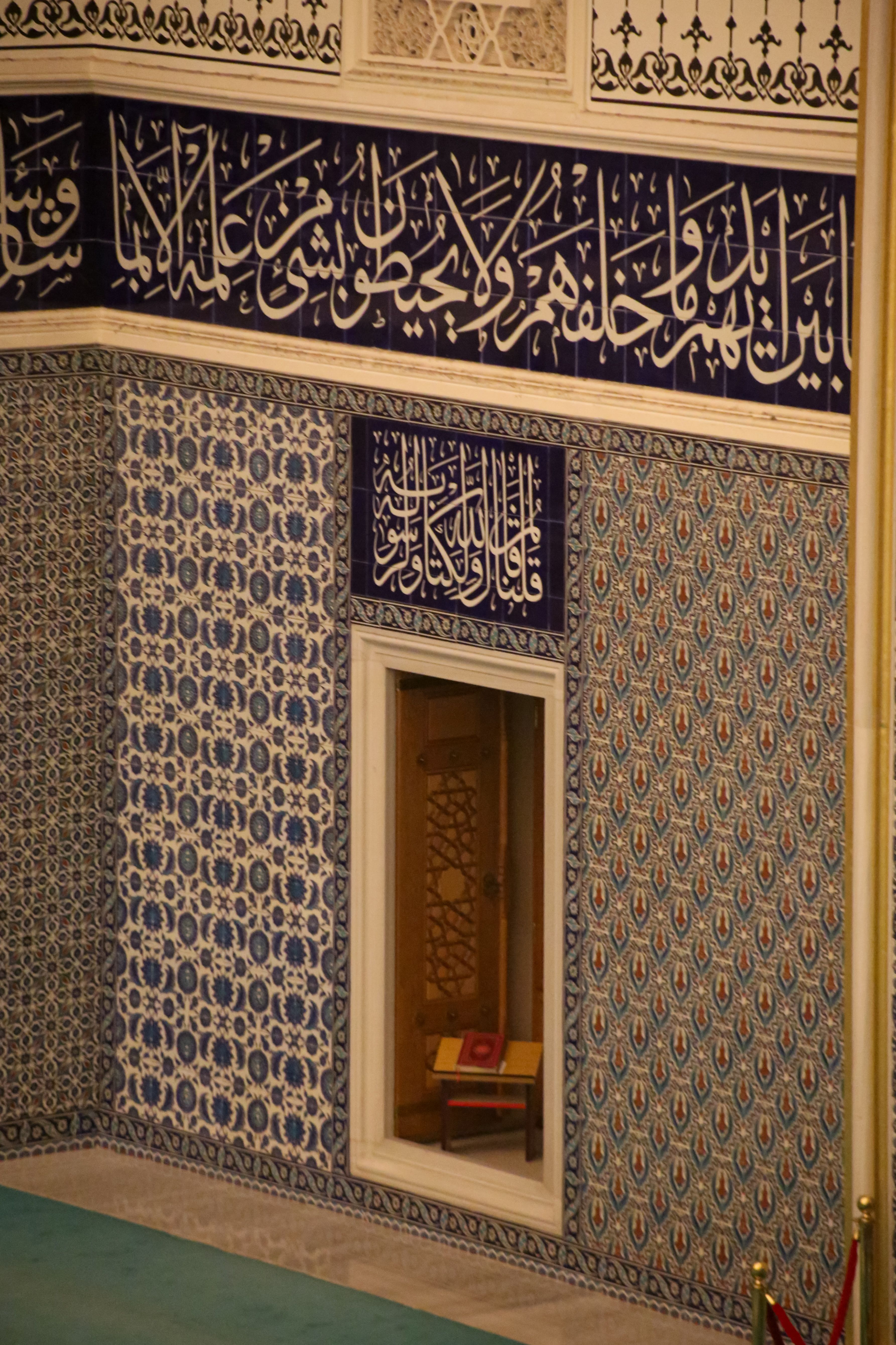Intricate Islamic Mosque Interior with Arabic Calligraphy · Free Stock ...
