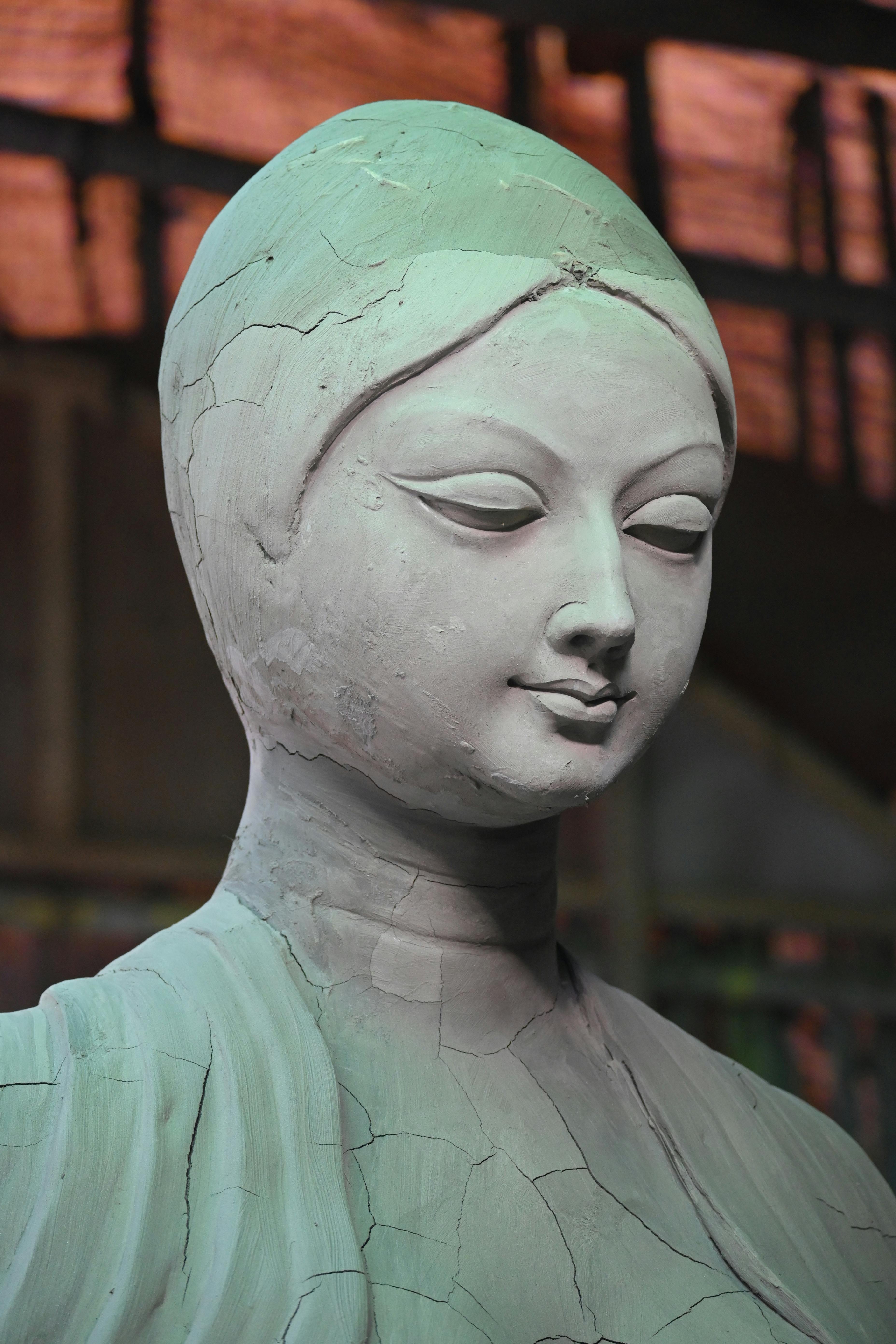 Tranquil Clay Sculpture of Deity in Kolkata Workshop · Free Stock Photo