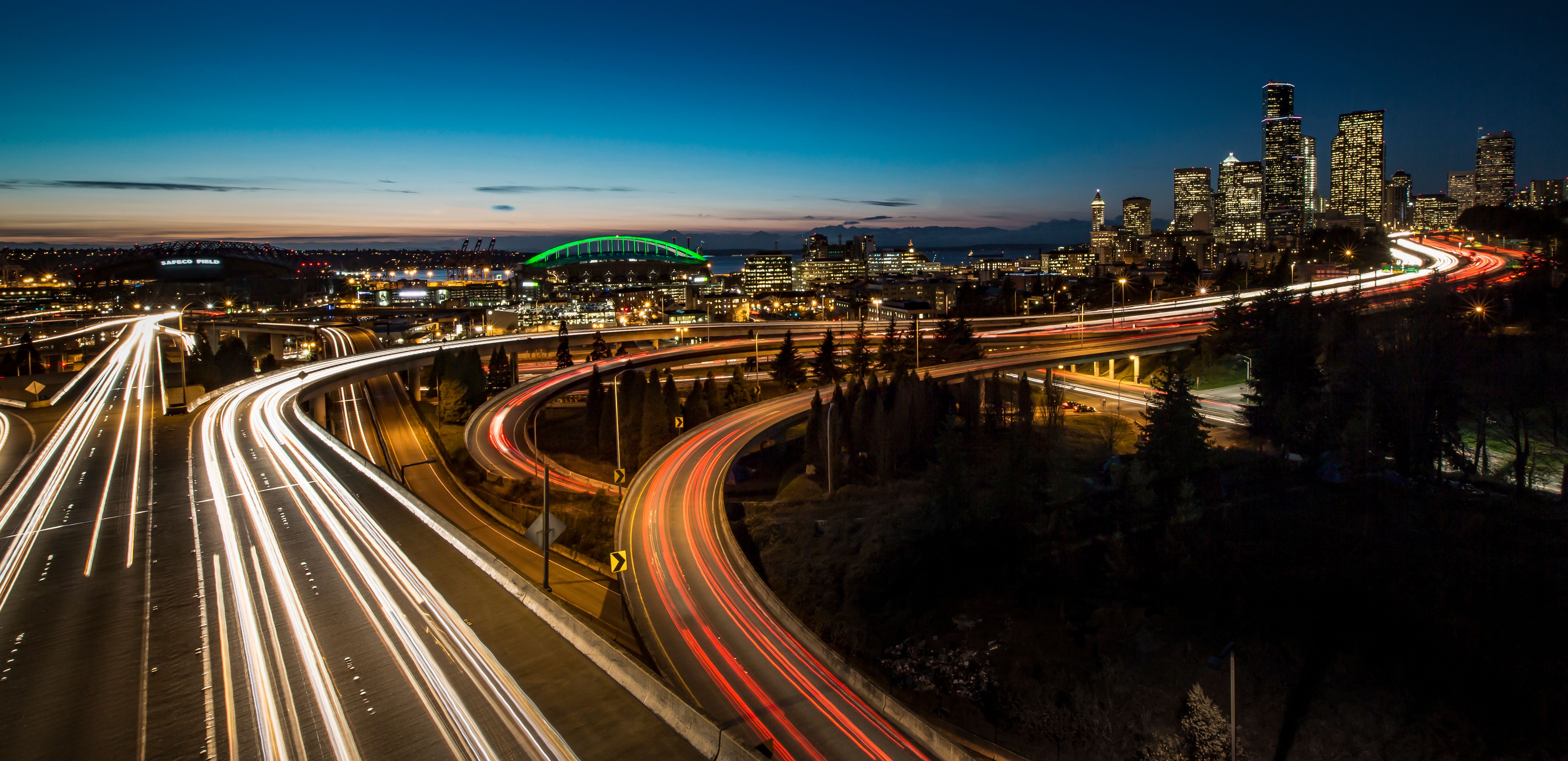 Paisagem Urbana Deslumbrante De Seattle à Noite Com Trilhas Leves ...