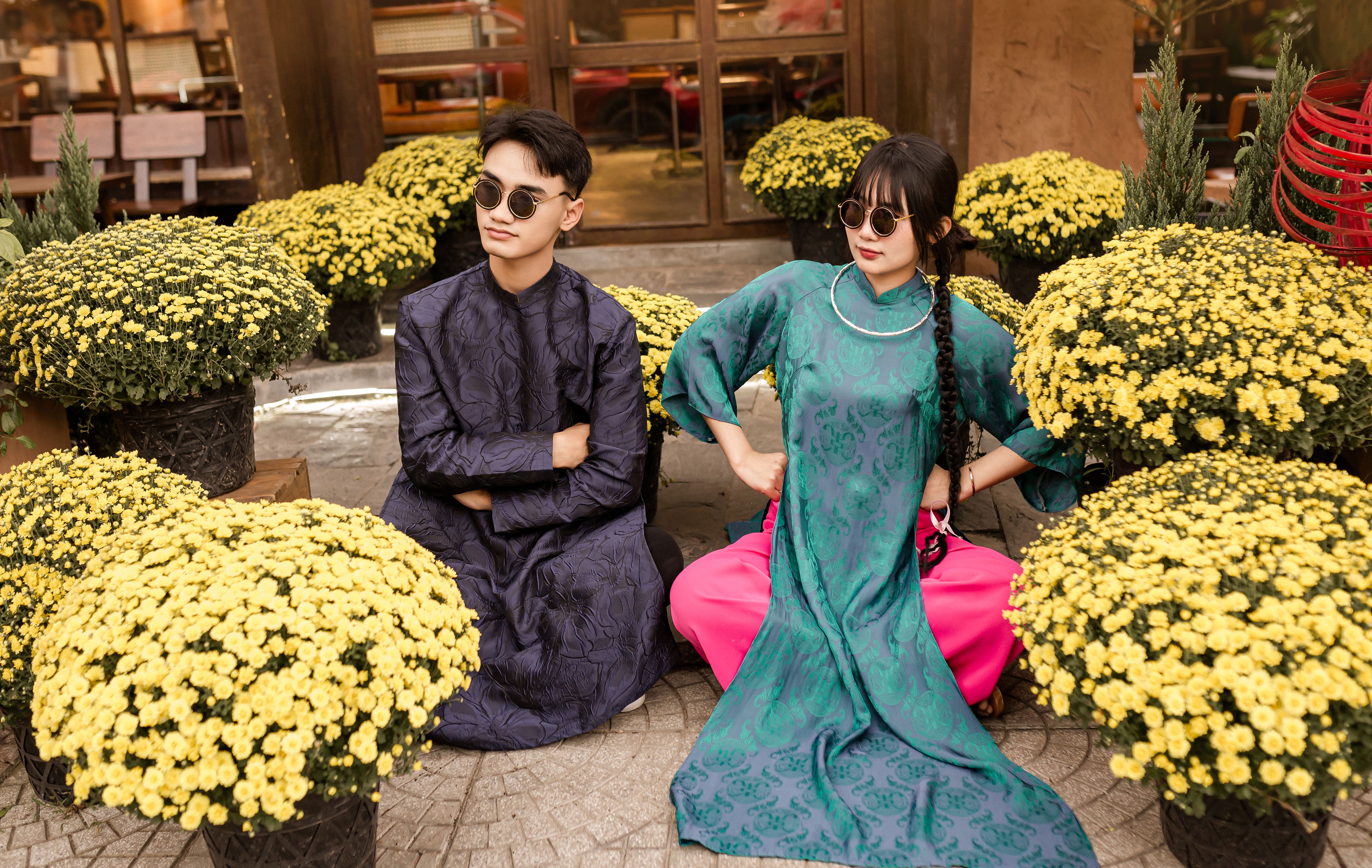 Traditional Vietnamese Fashion in Hội An Street Setting · Free Stock Photo