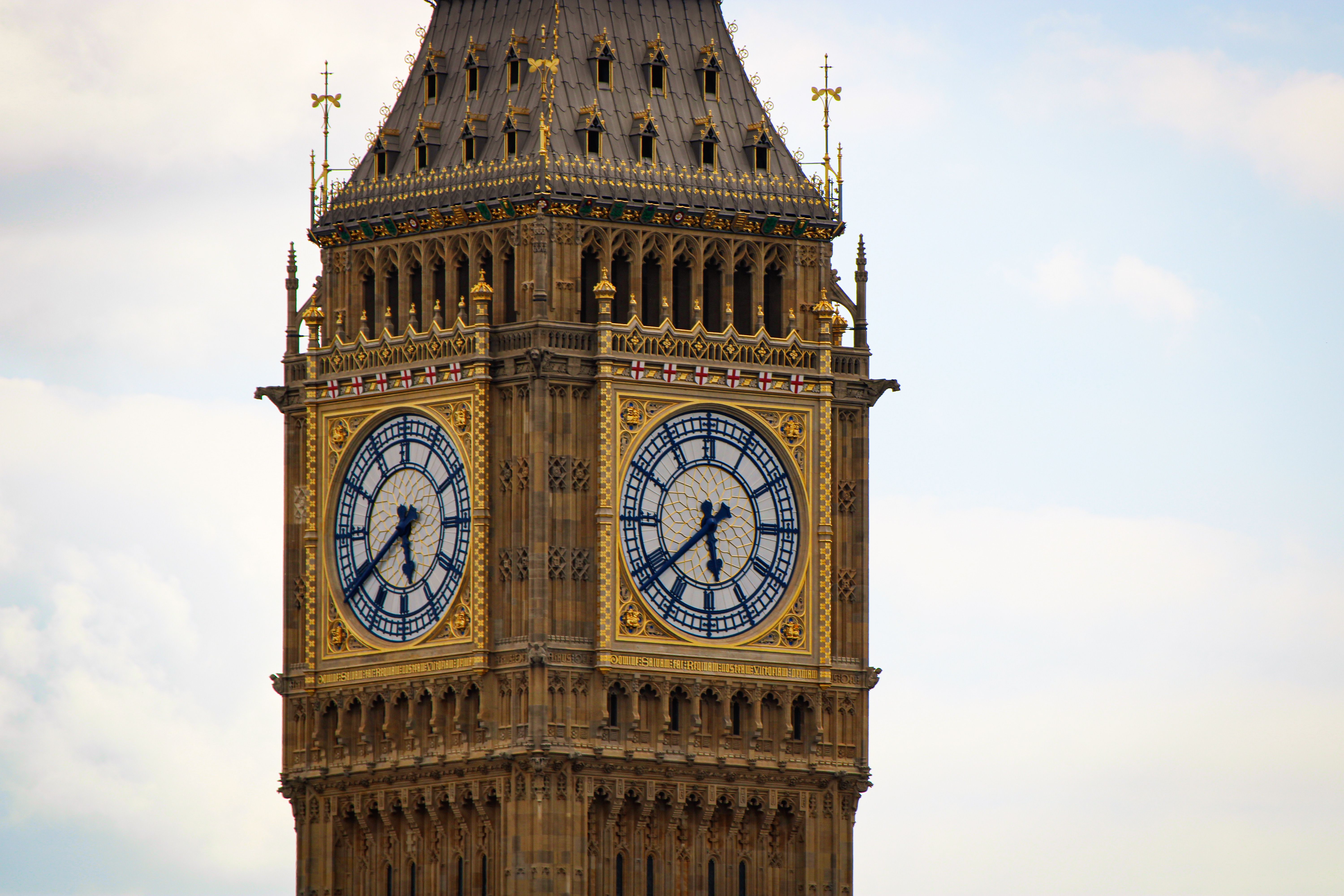 Brown Elizabeth Tower during Night Time · Free Stock Photo