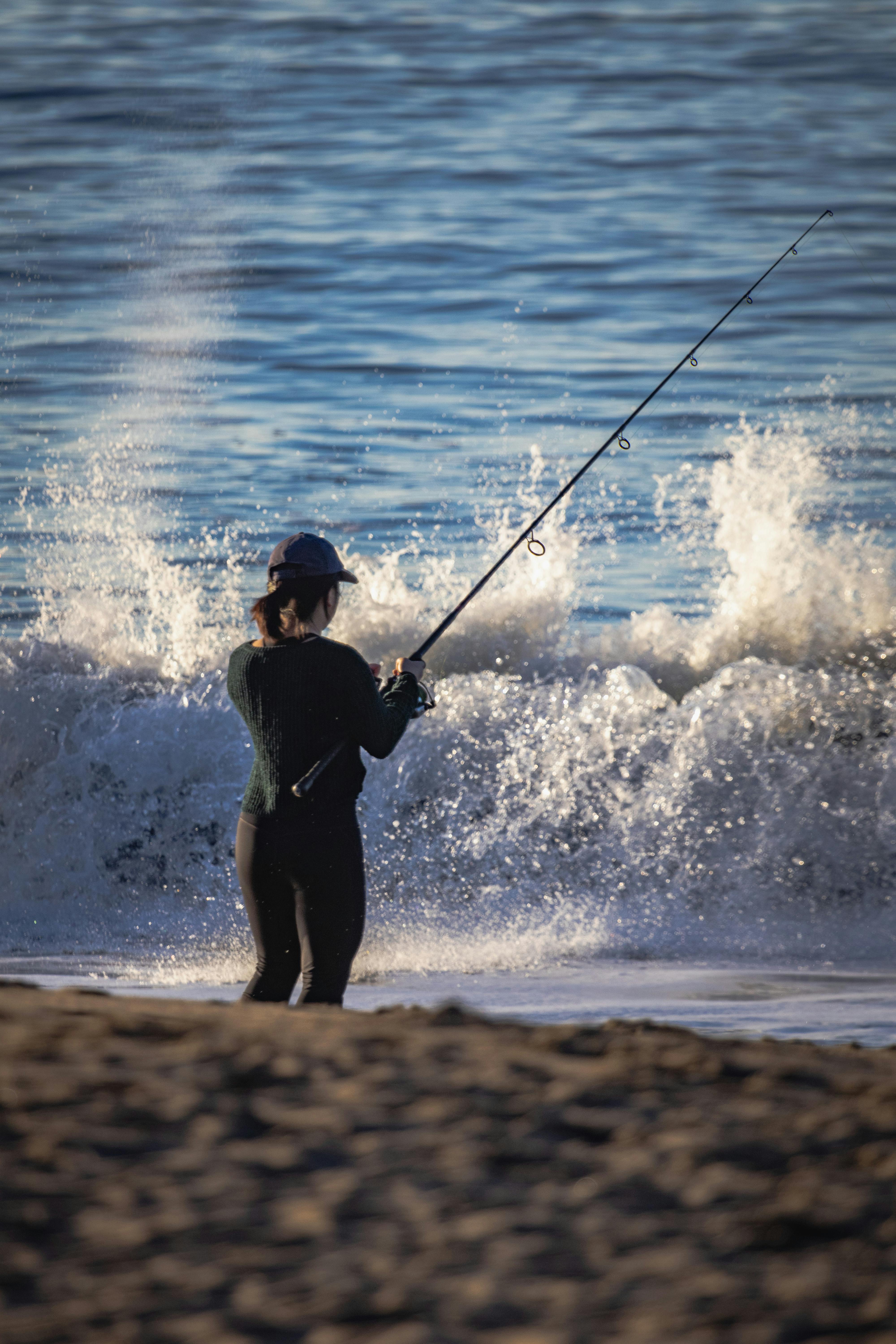 Persona Pescando En La Orilla Del Mar Con Olas Rompiendo · Foto de ...