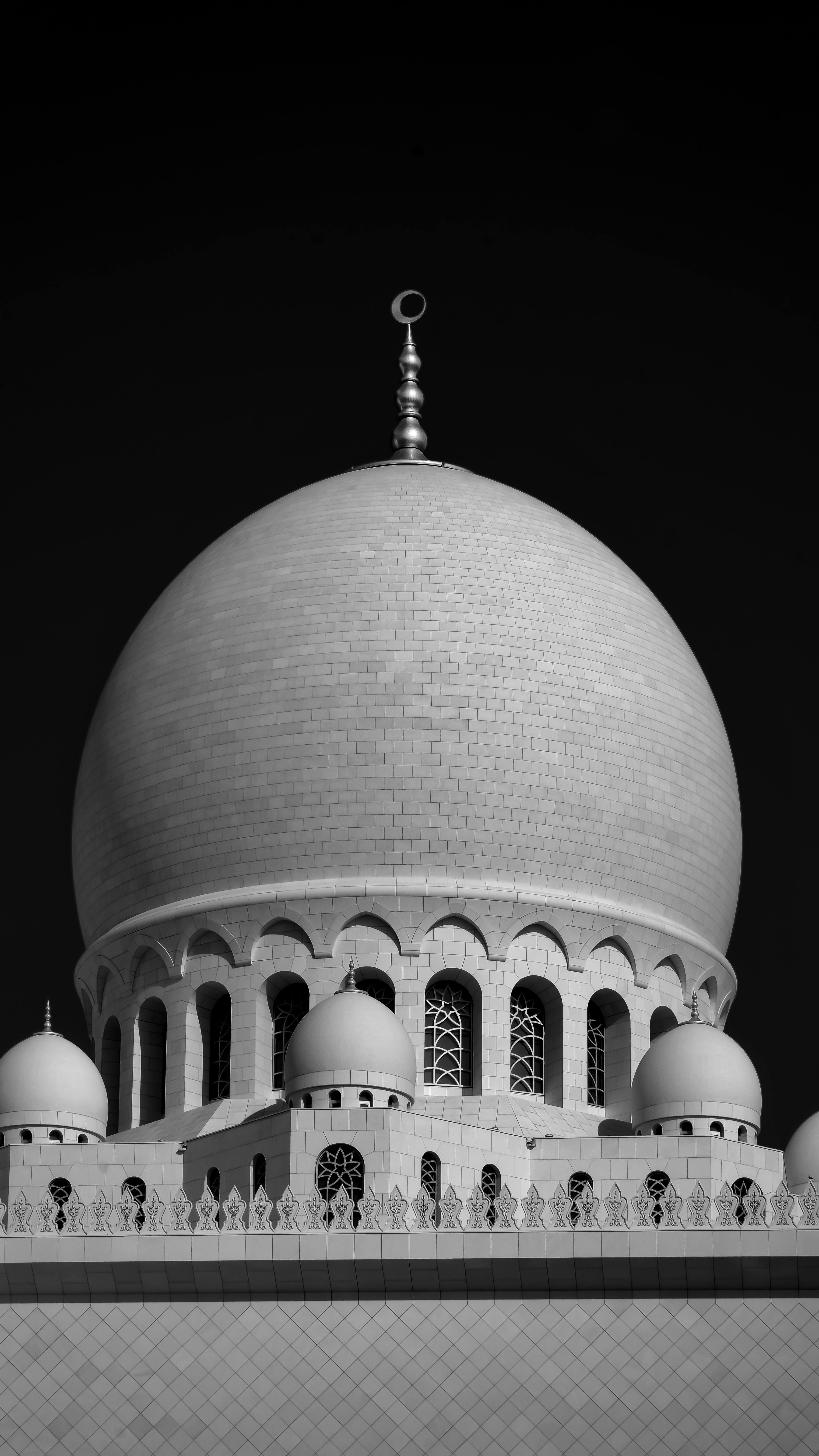 Sheikh Zayed Grand Mosque Dome in Black and White · Free Stock Photo
