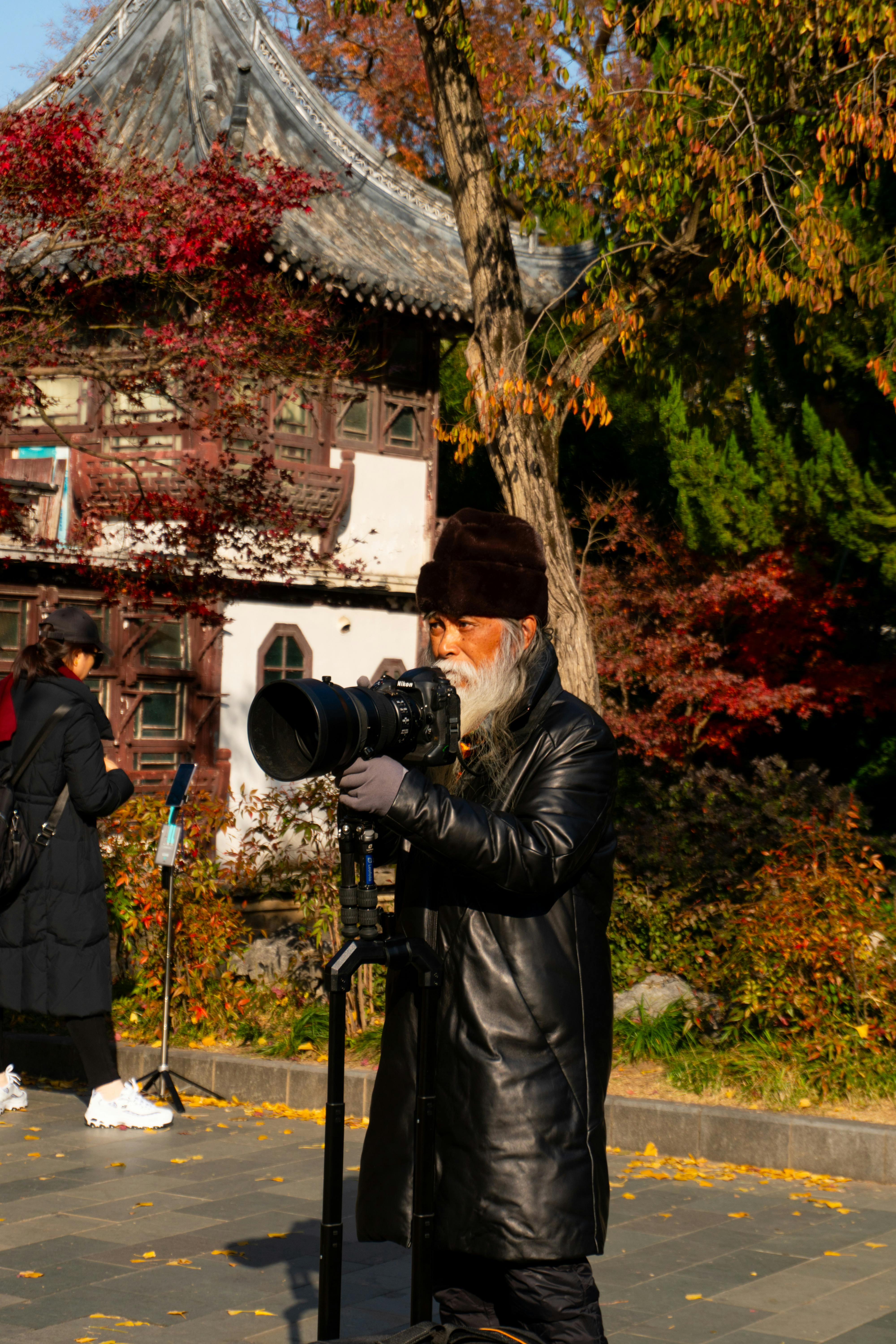 Fotógrafo De Edad Avanzada En Un Entorno Tradicional Coreano · Foto de ...