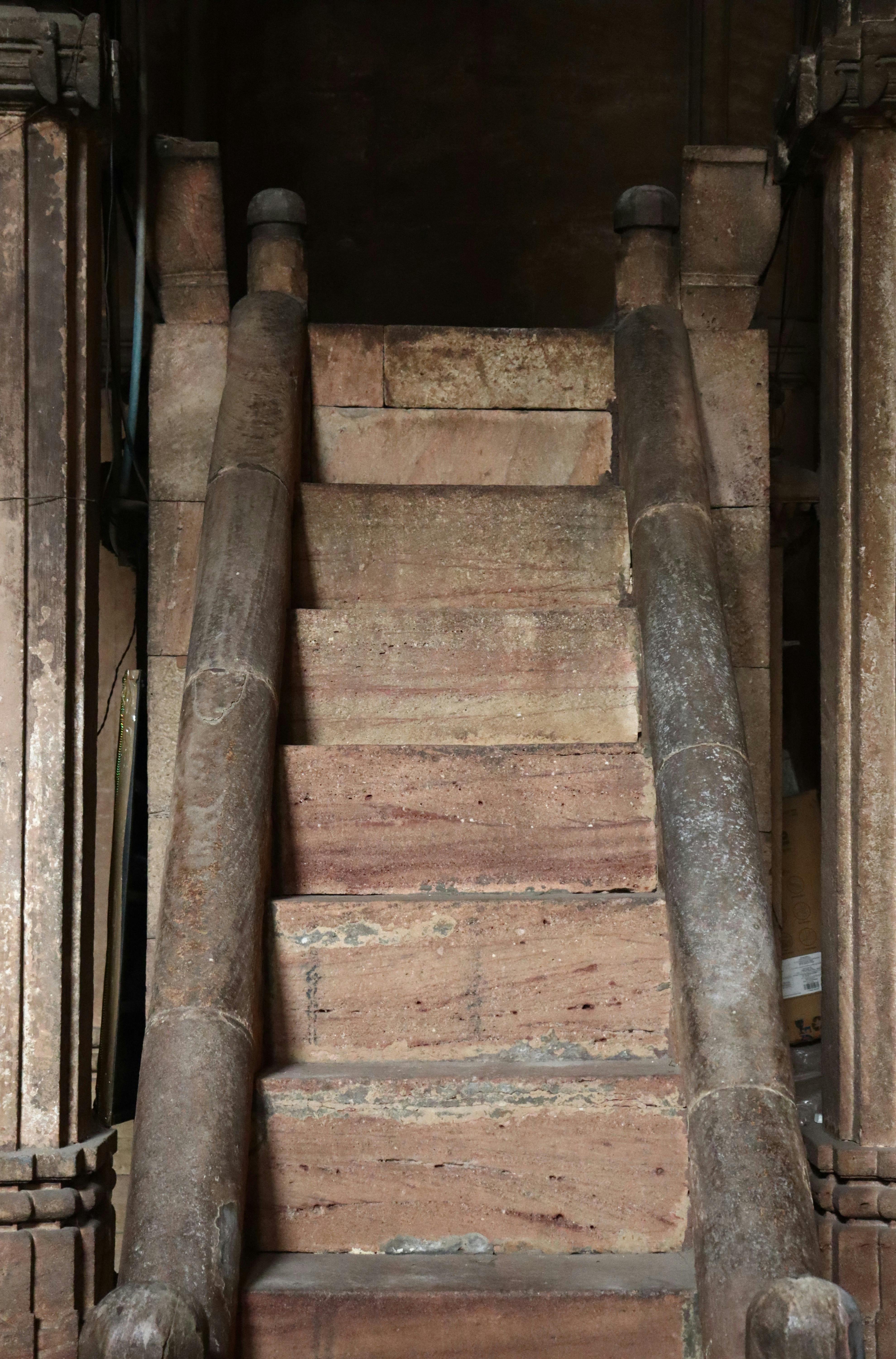 Tangga Batu Kuno Di Bangunan Bersejarah · Foto Stok Gratis