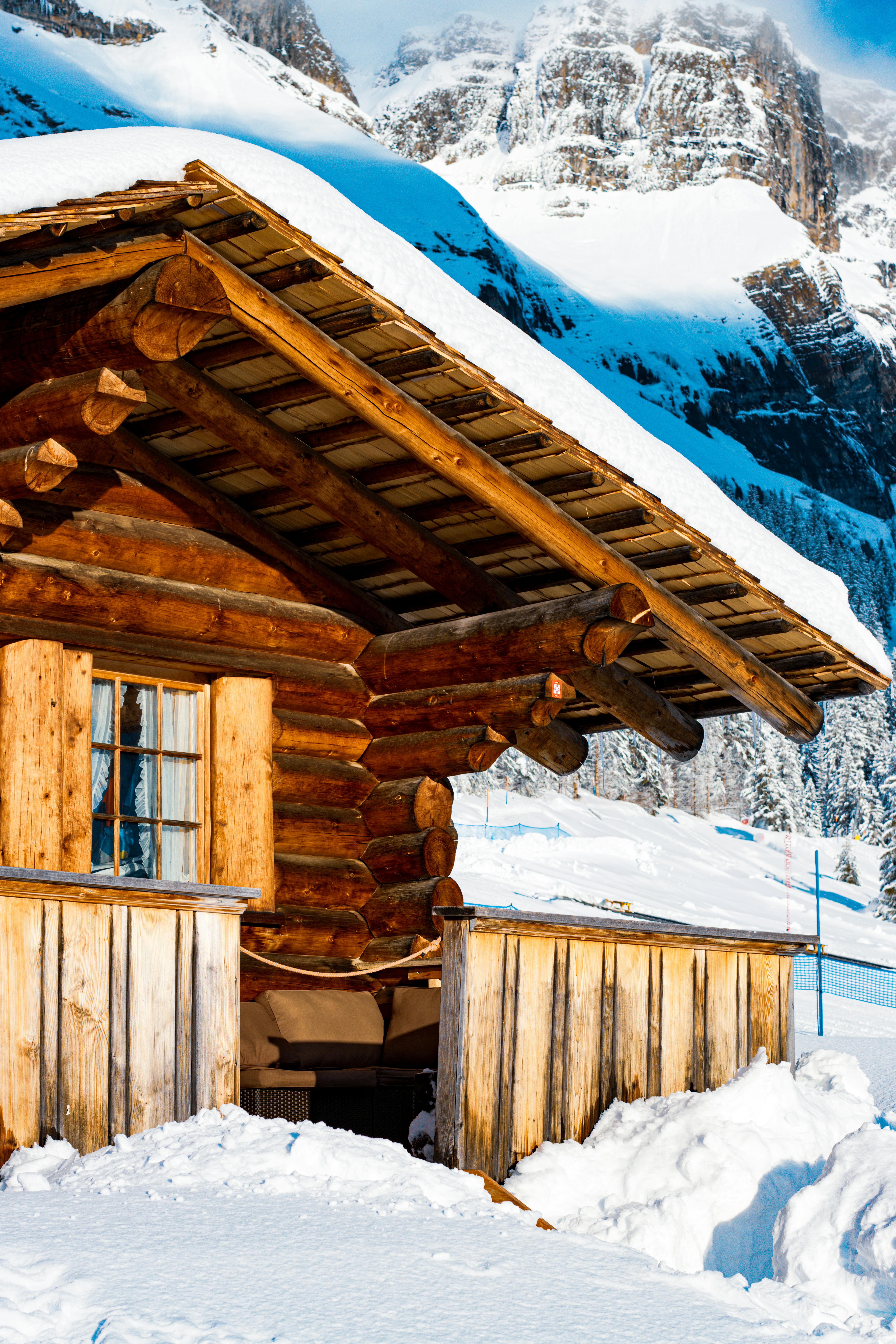 Winter Log Cabin in Snowy Swiss Alps · Free Stock Photo