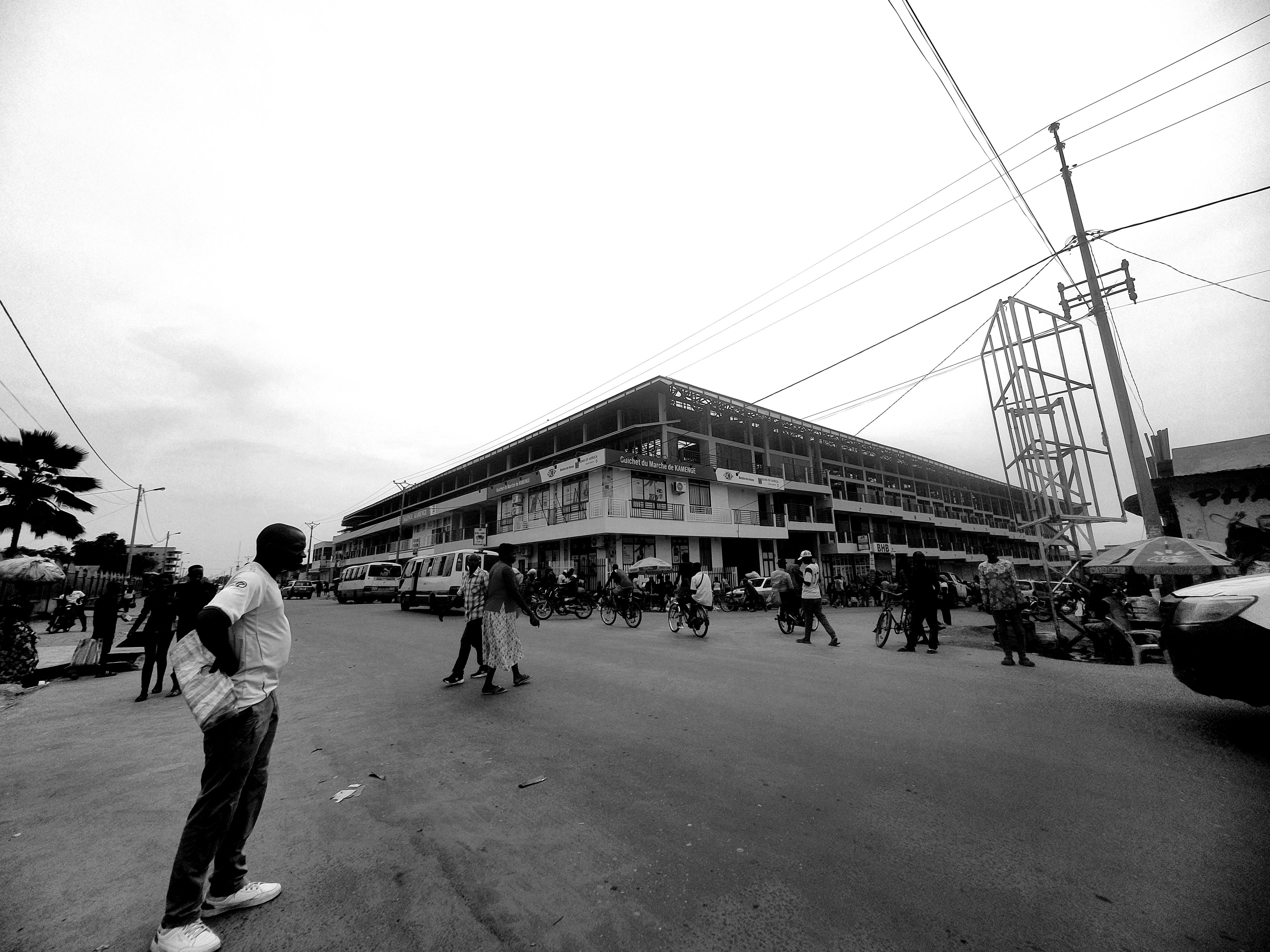 Urban street scene with building structure · Free Stock Photo