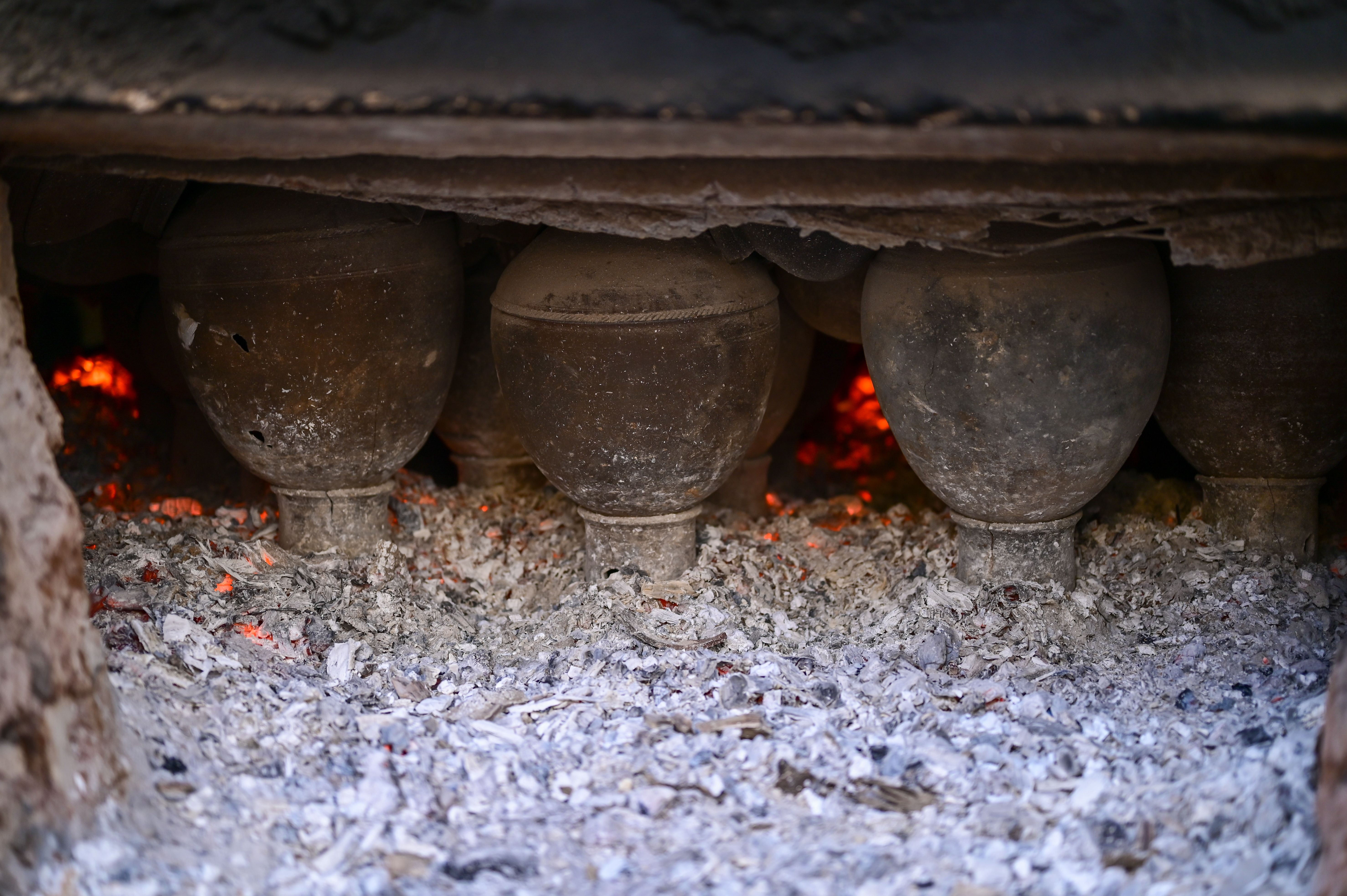 Traditional Clay Pottery Firing in Hyderabad Kiln · Free Stock Photo