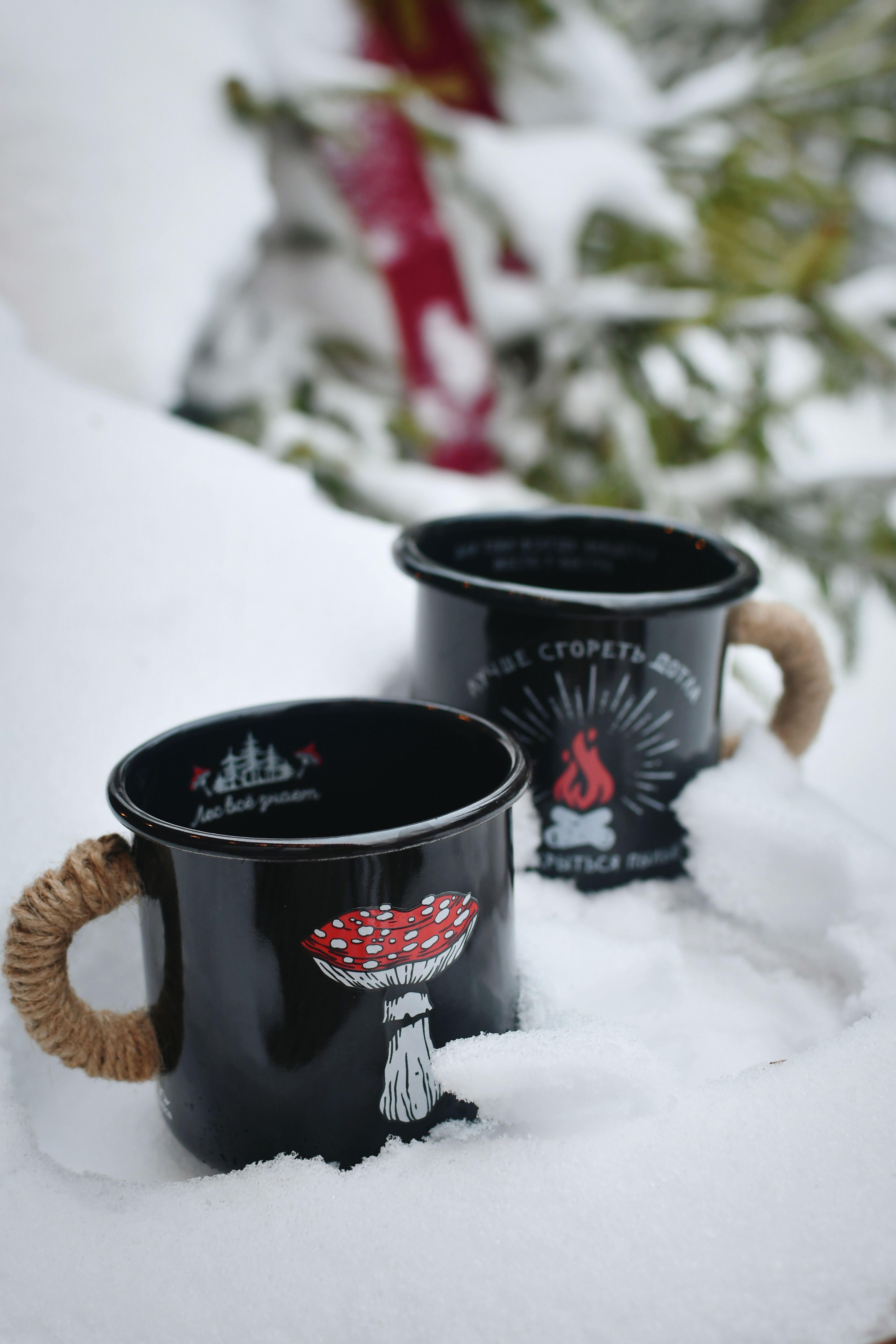 Winter Scene with Artistic Mugs in Snow · Free Stock Photo