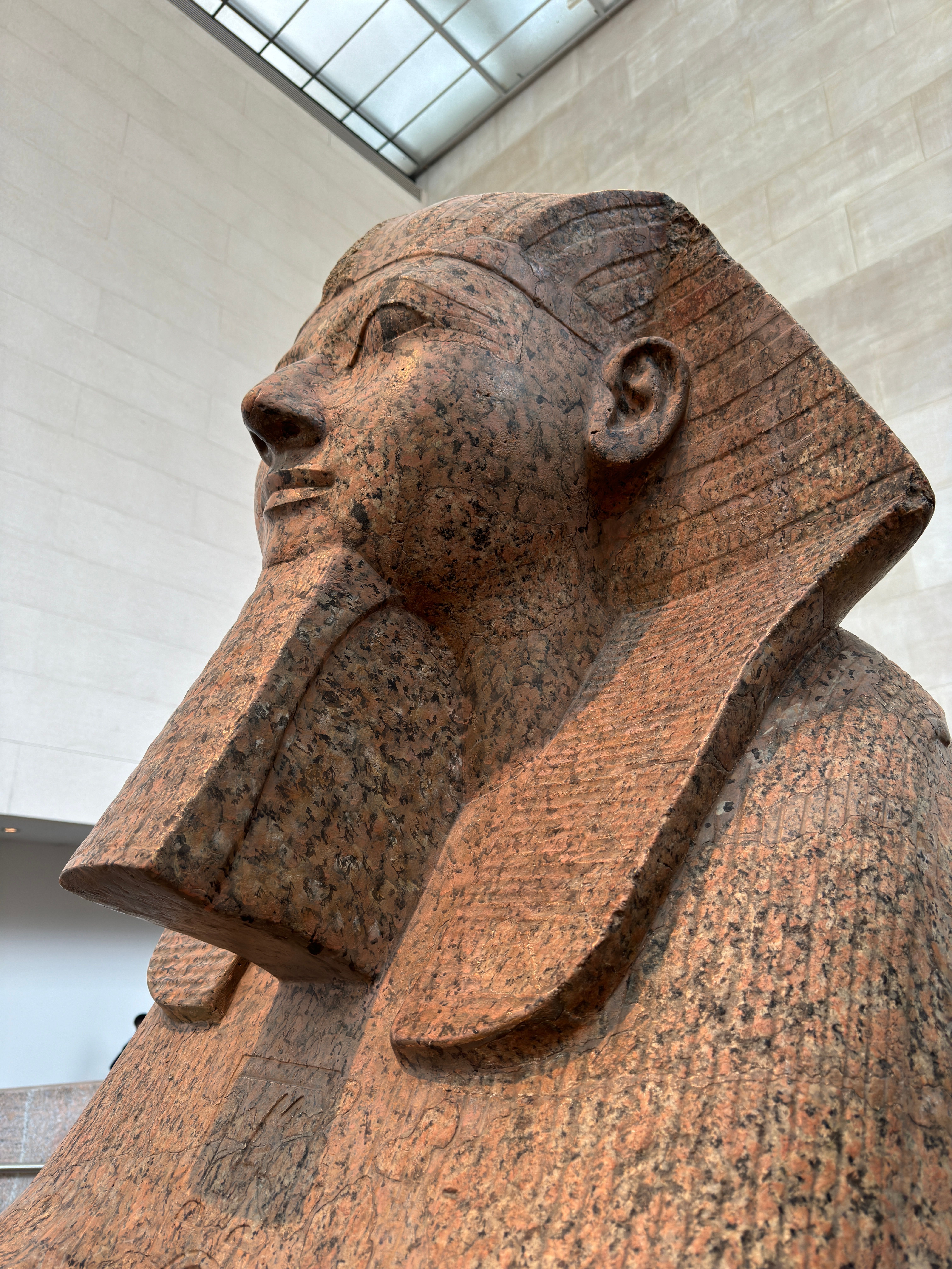 Estatua De Un Antiguo Faraón Egipcio En Un Entorno Museístico · Foto de ...